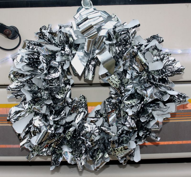 Reused Wrapping Paper Wreath : 4 Steps (with Pictures) - Instructables