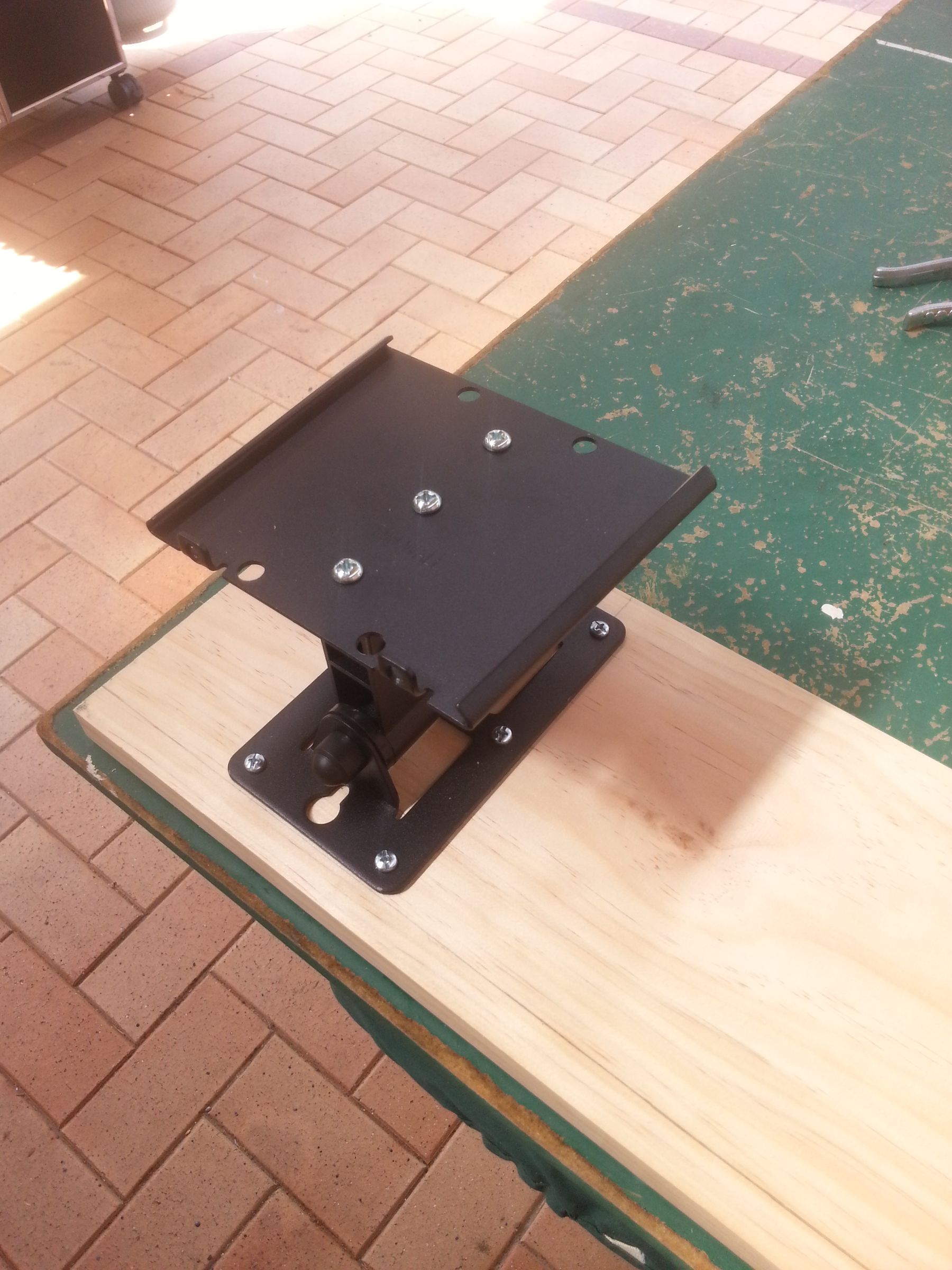 Triple Monitor Wall Mount : 6 Steps - Instructables