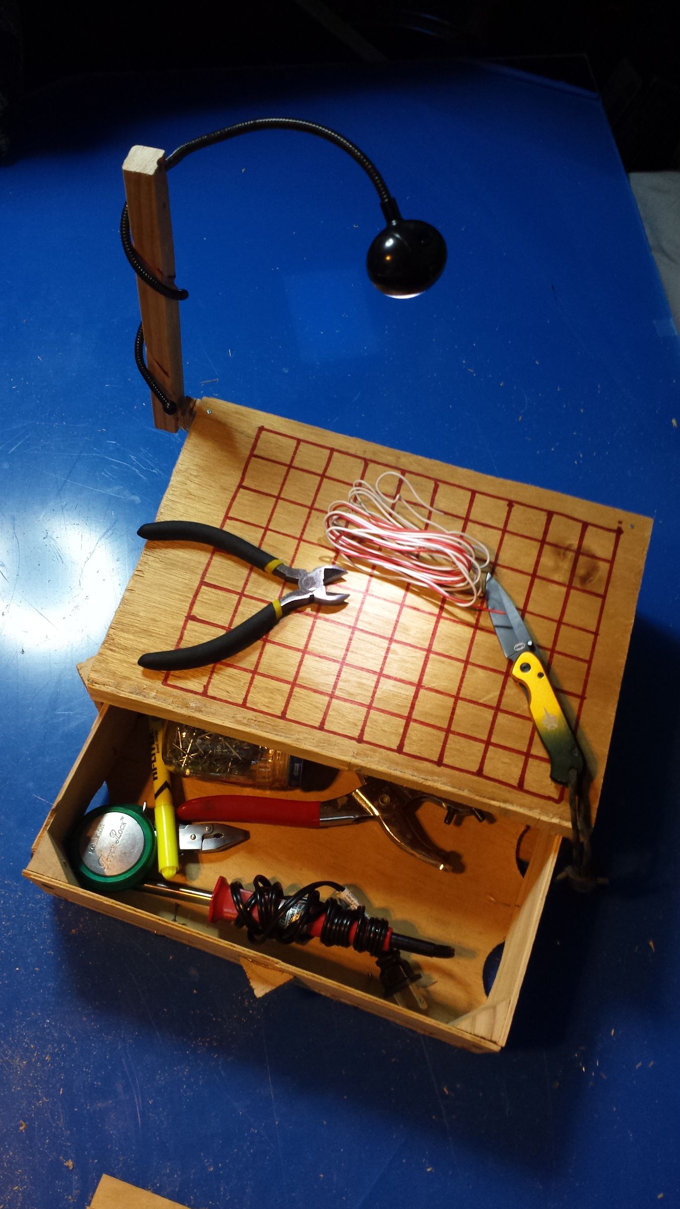 Portable Work Station for Instuctables : 7 Steps - Instructables