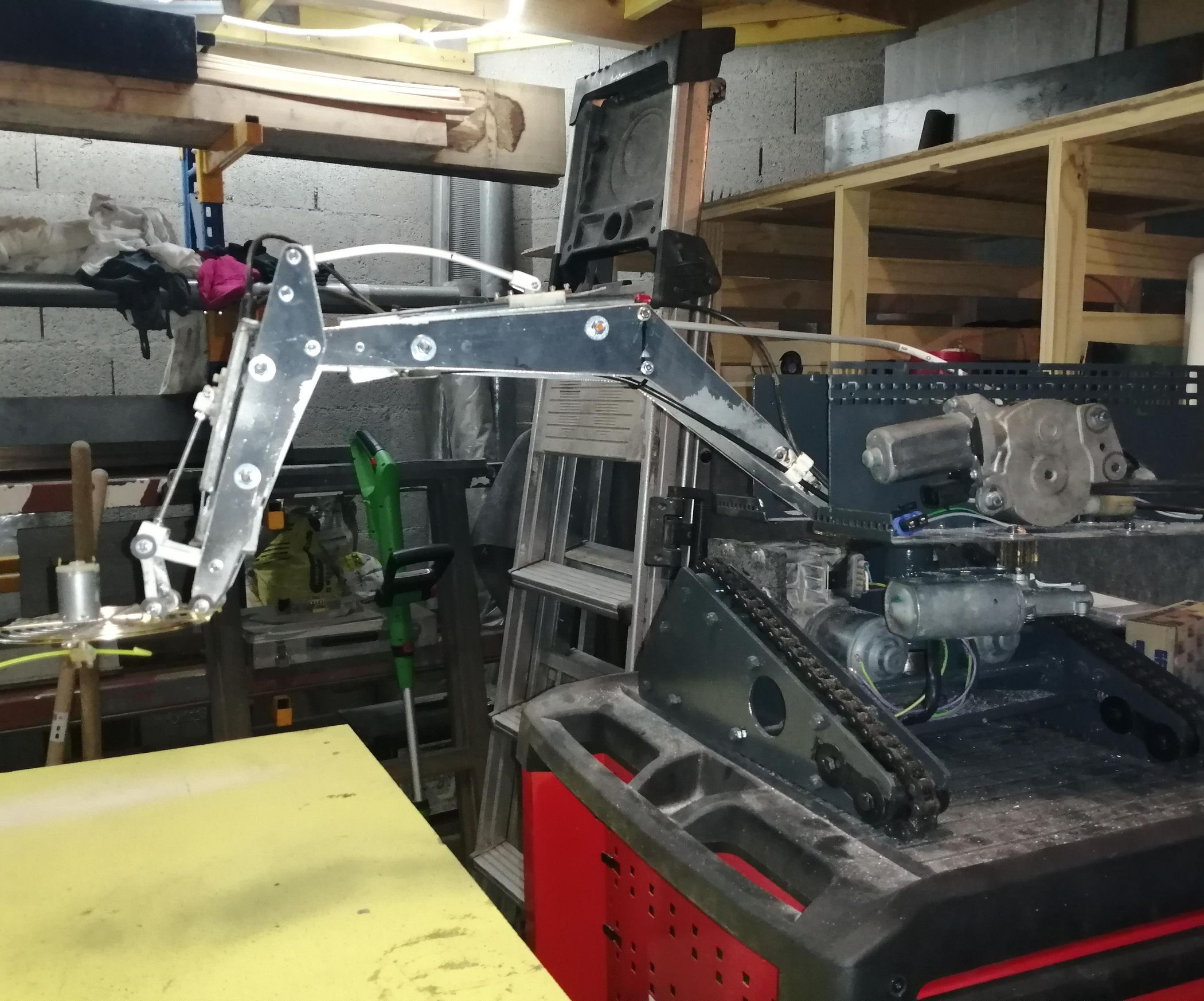 Robot 95% Recyclé : 5 Steps - Instructables