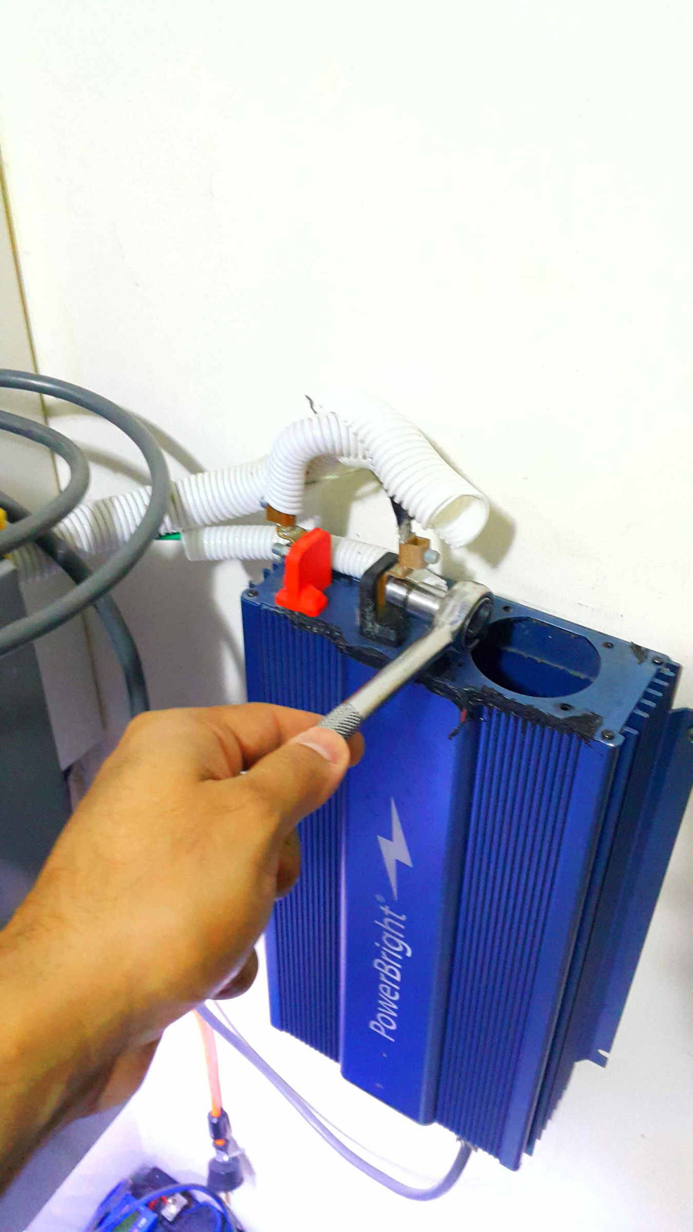 Cleaning an Inverter. : 4 Steps - Instructables