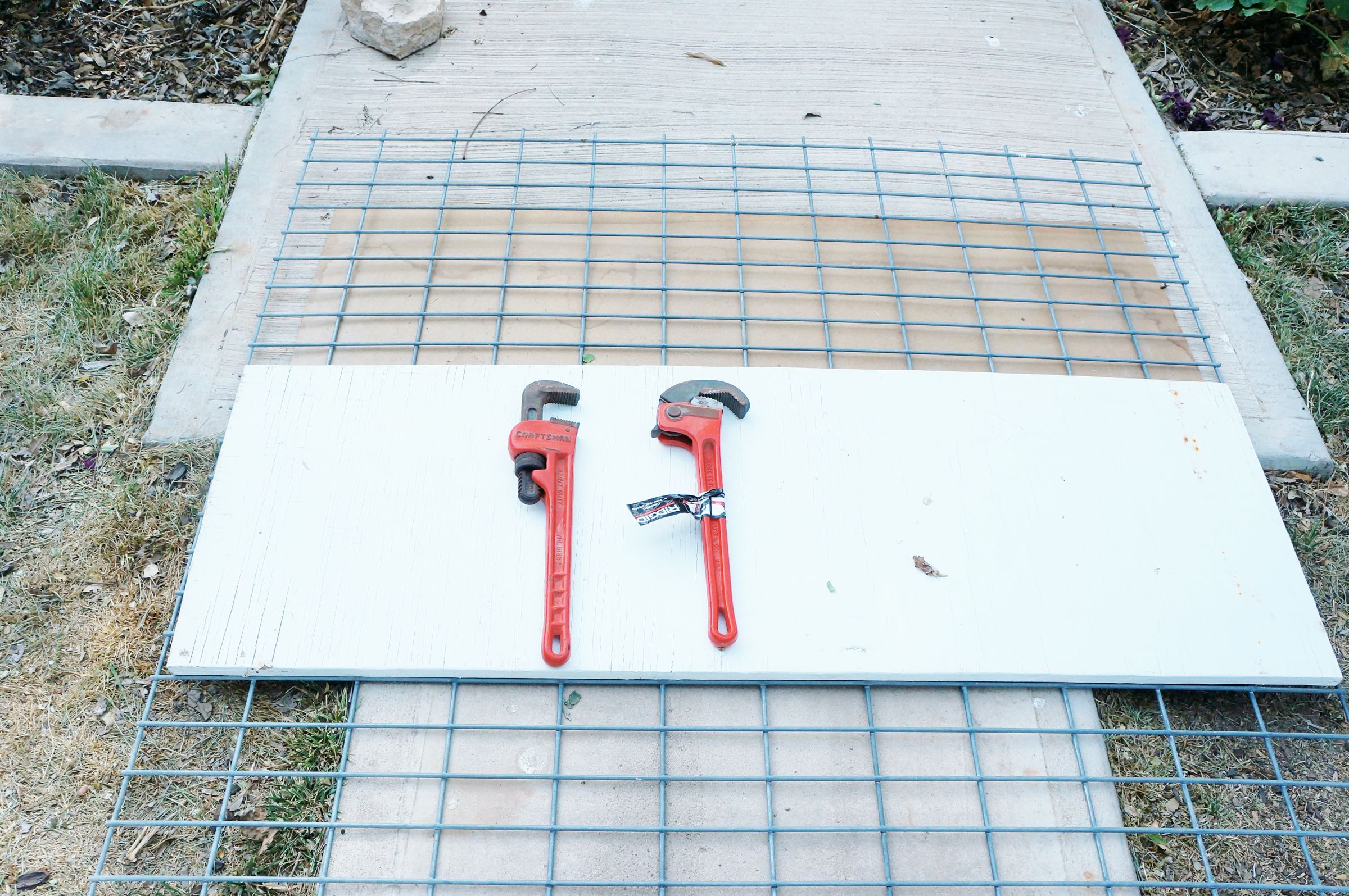 Cheap Easy Dog Run to Build : 6 Steps - Instructables