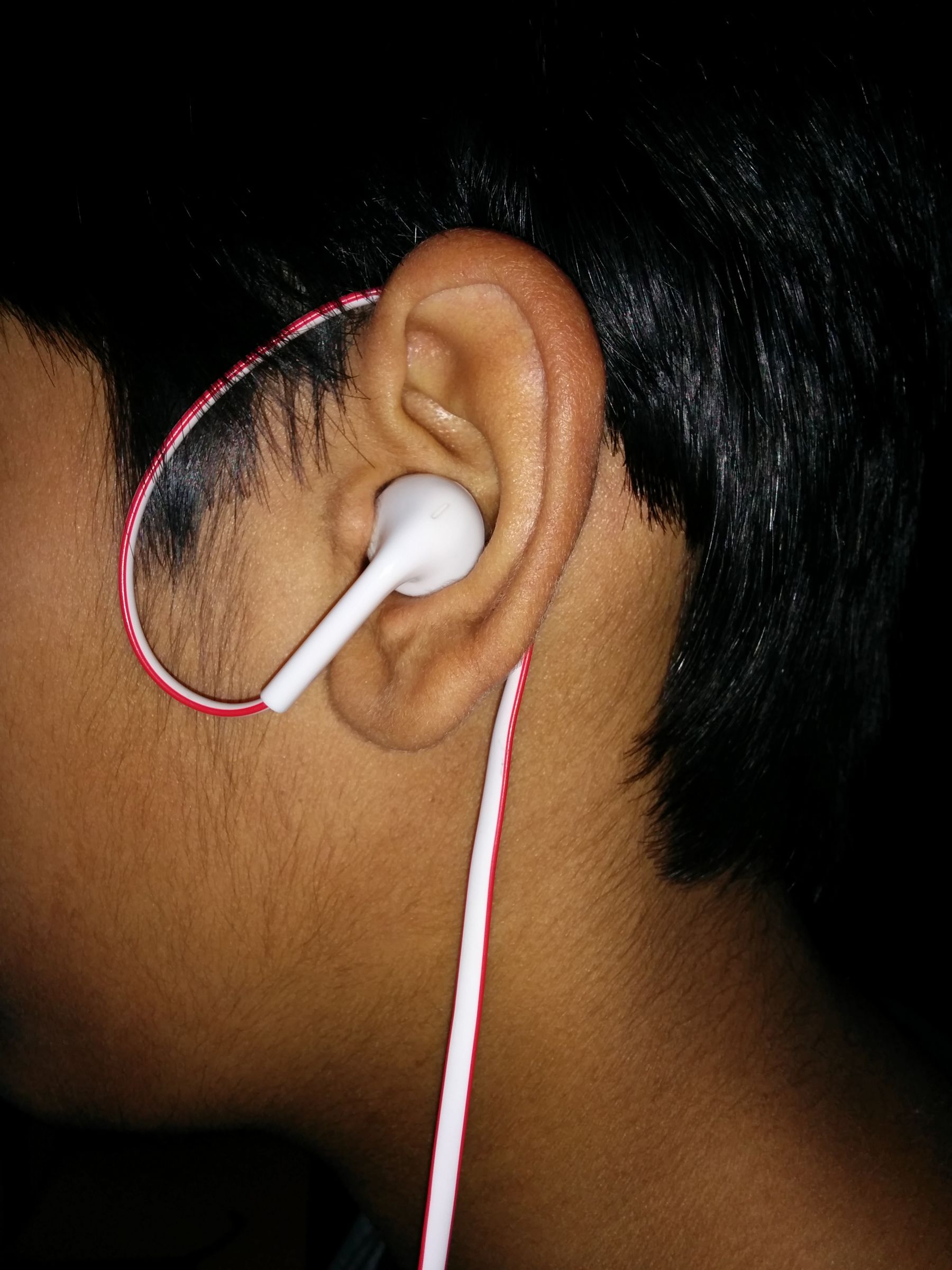 Wear Ear Buds the RIGHT Way!!! : 4 Steps - Instructables