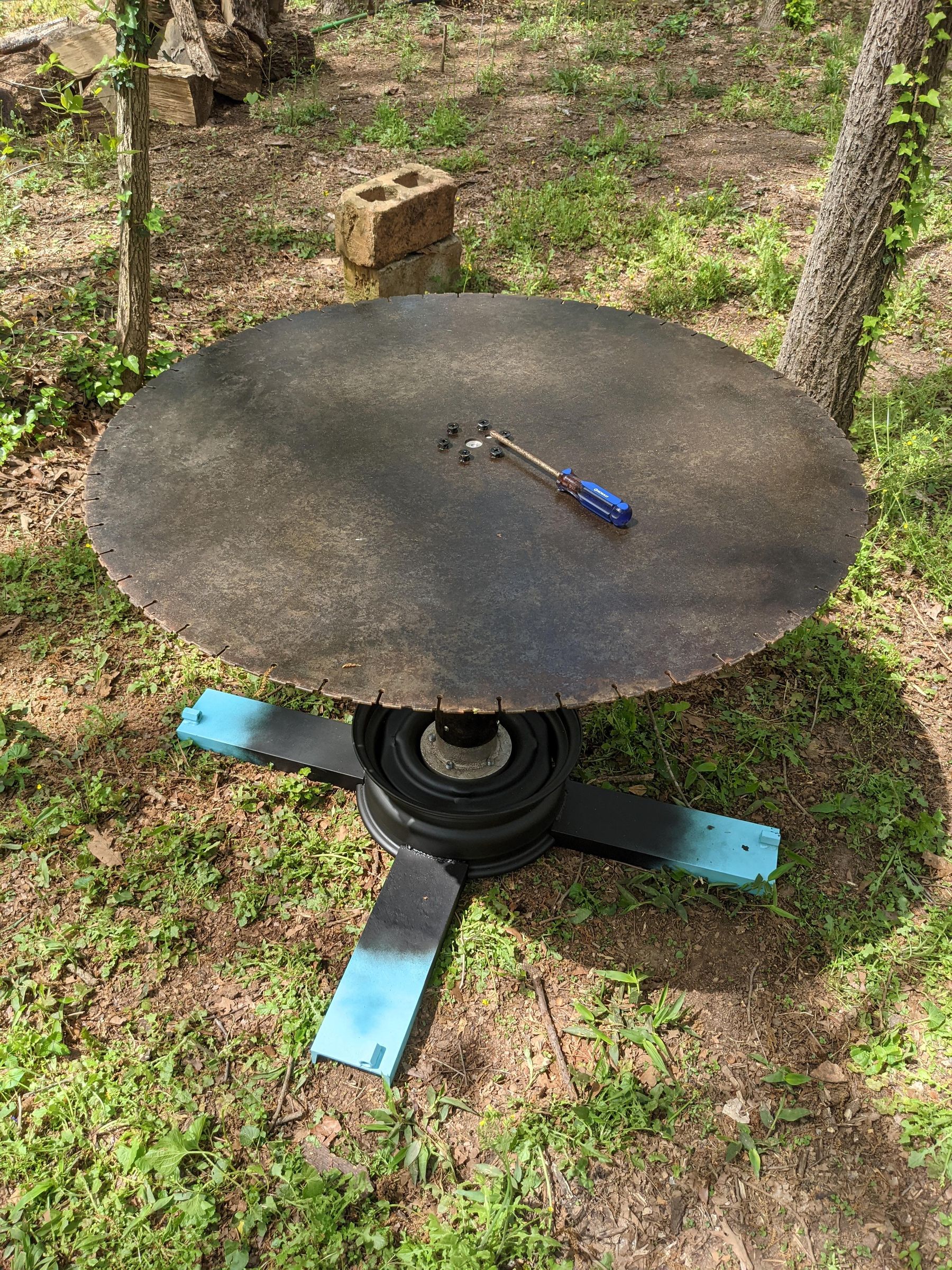 Giant Saw Blade Table! : 12 Steps (with Pictures) - Instructables