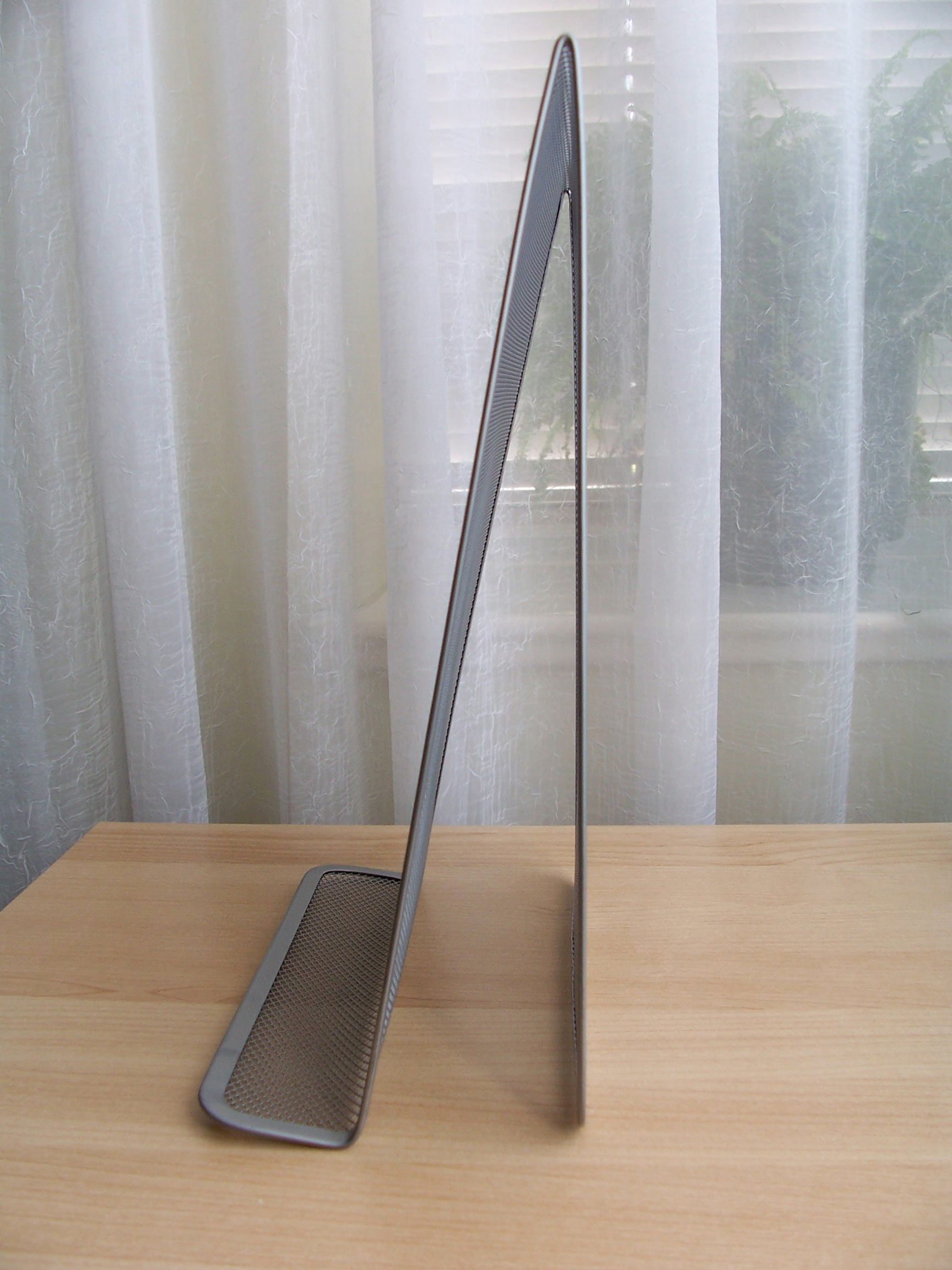 Simple Metallic Laptop Stand : 4 Steps (with Pictures) - Instructables