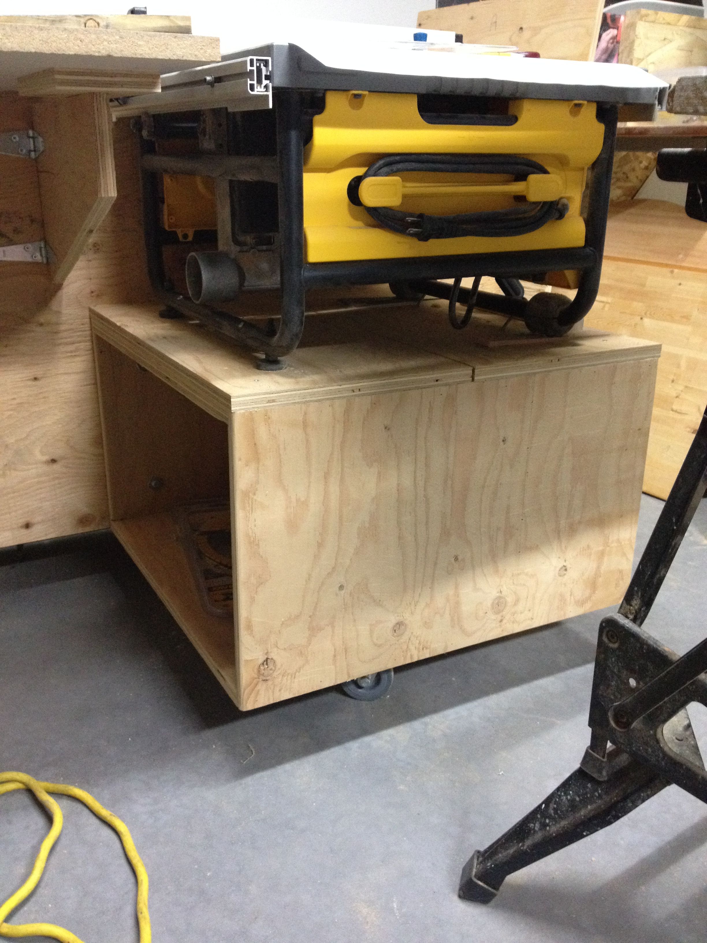 Tablesaw Outfeed Support Workstation With Aux Fence & Storage : 4 Steps ...