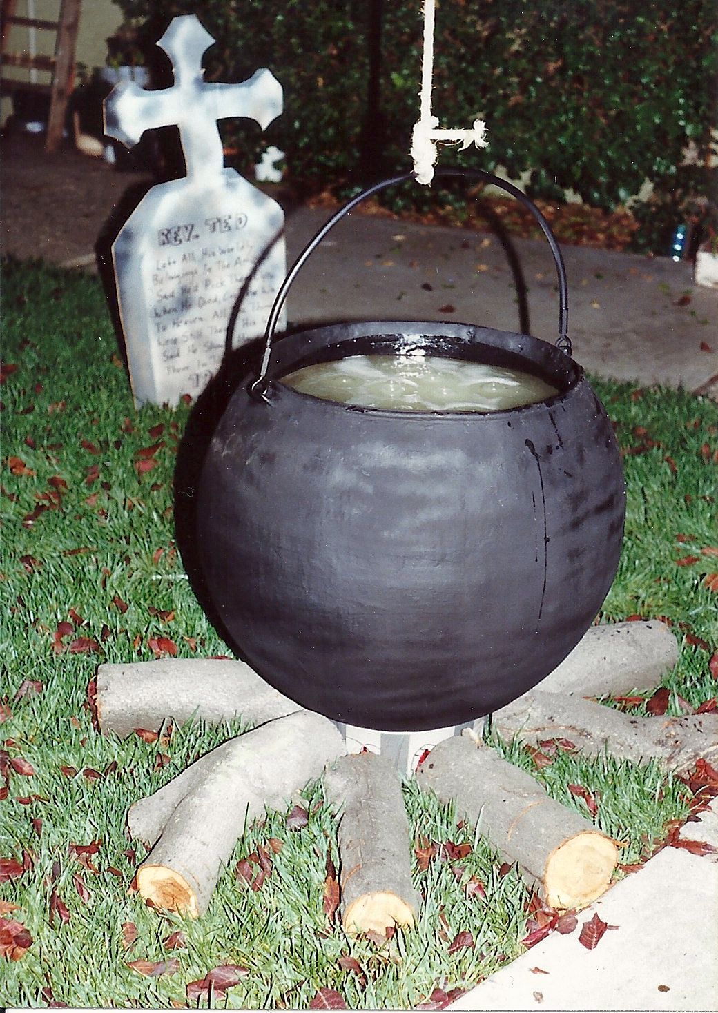 Halloween Full-size Bubbling Cauldron Prop : 7 Steps (with Pictures ...