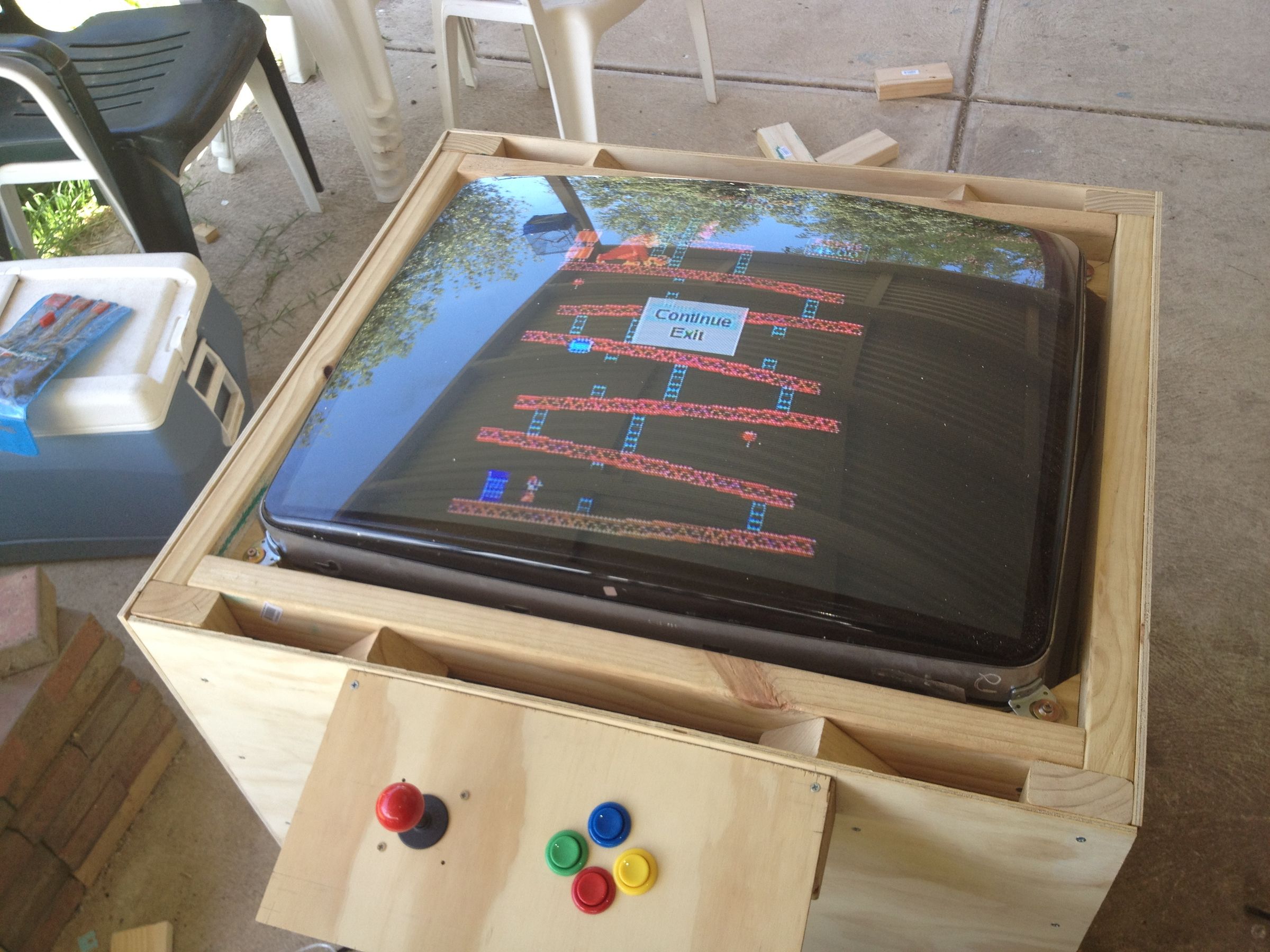 Turn an Old CRT Television Into a Raspberry Pi Powered MAME Cocktail ...
