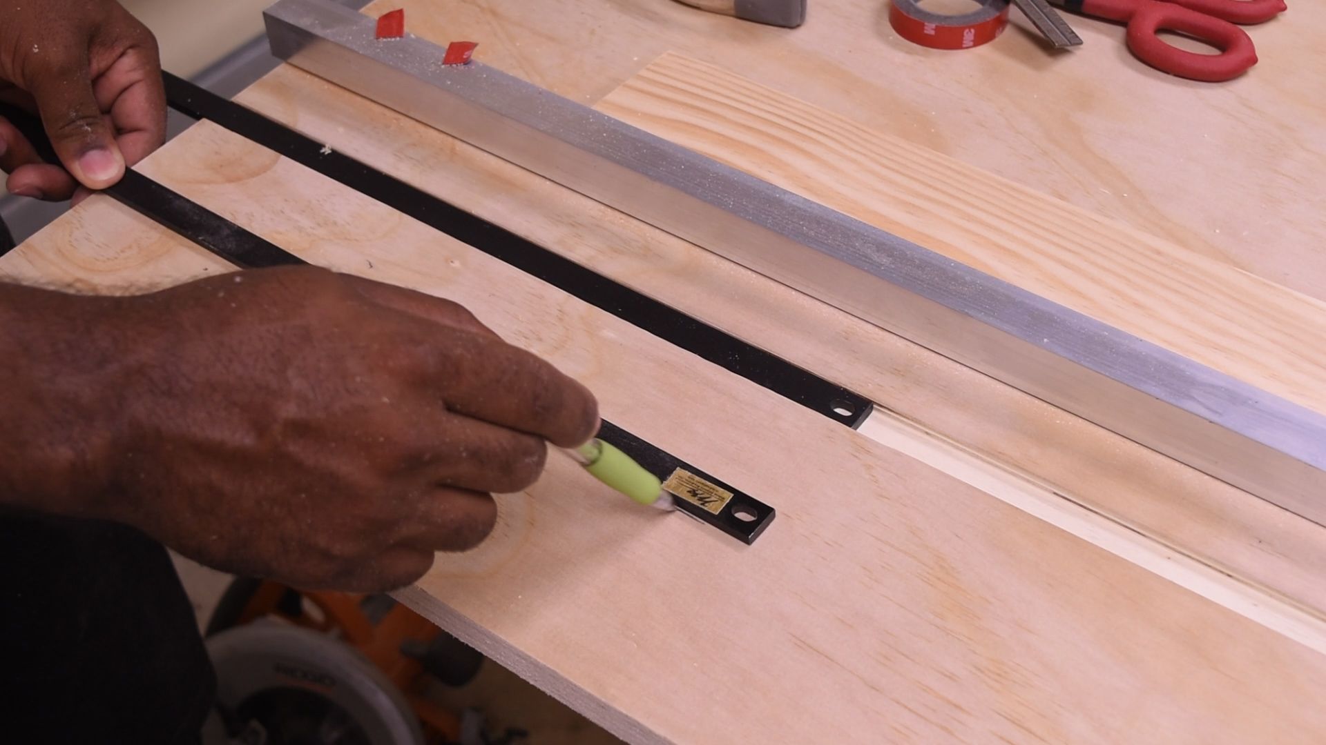 How to Make a Track Saw Guide for a Circular Saw : 8 Steps (with ...