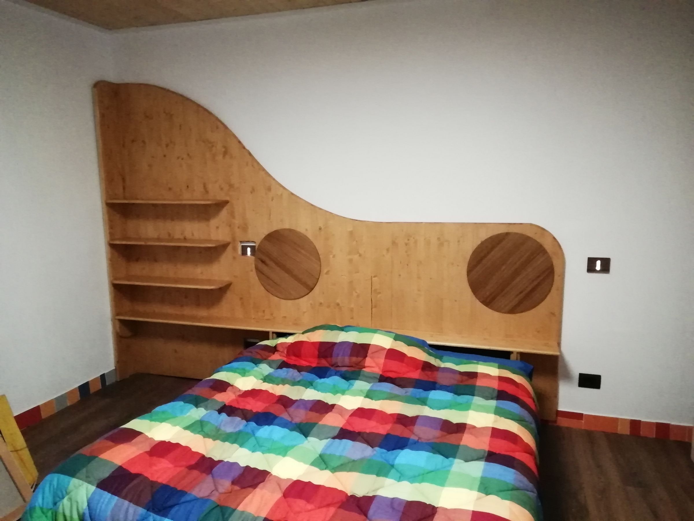 Wave-shaped Headboard With Bookcase : 5 Steps (with Pictures ...