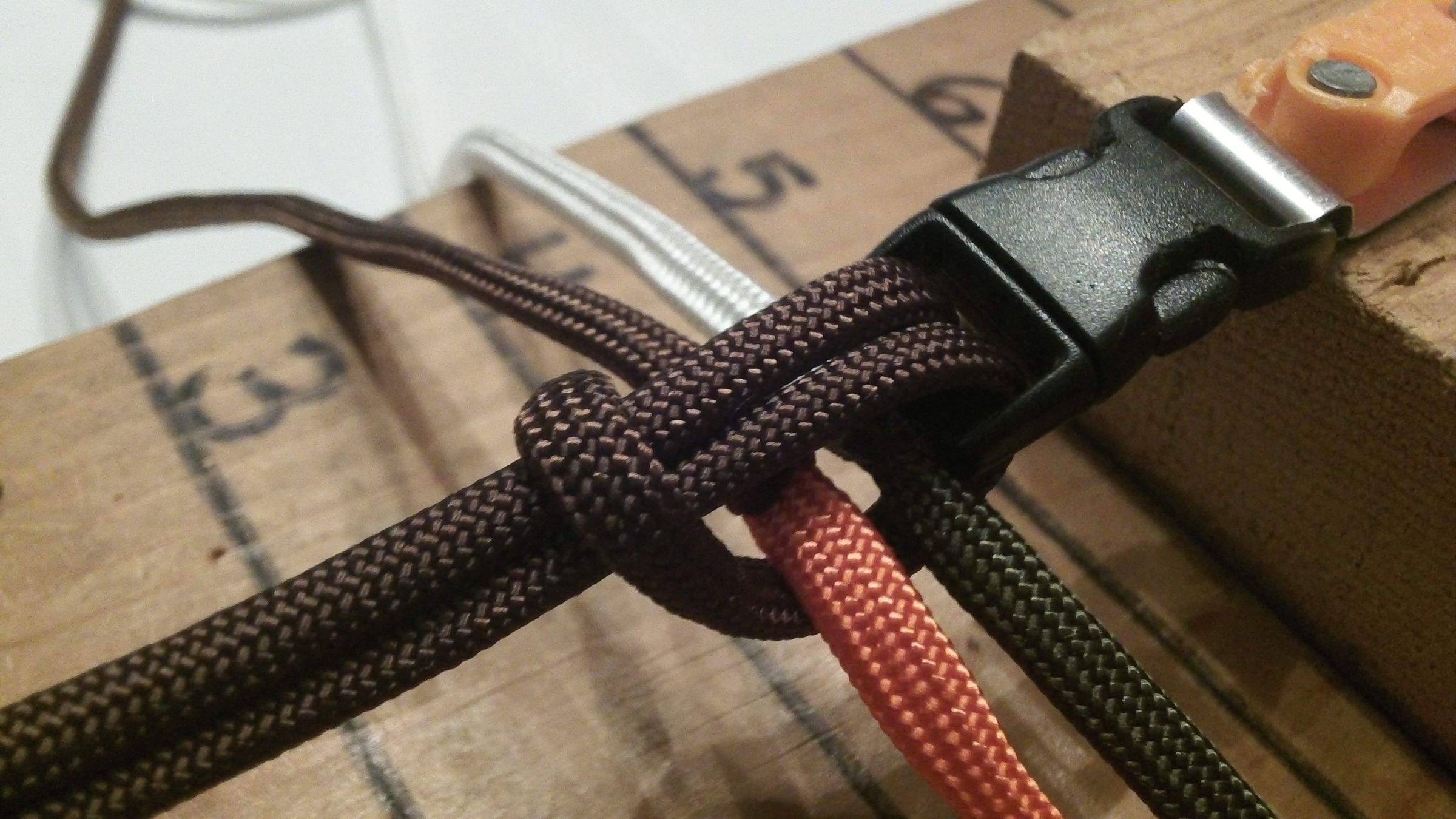 How to Tie a 4 Strand Paracord Braid With a Core and Buckle. : 14 Steps ...