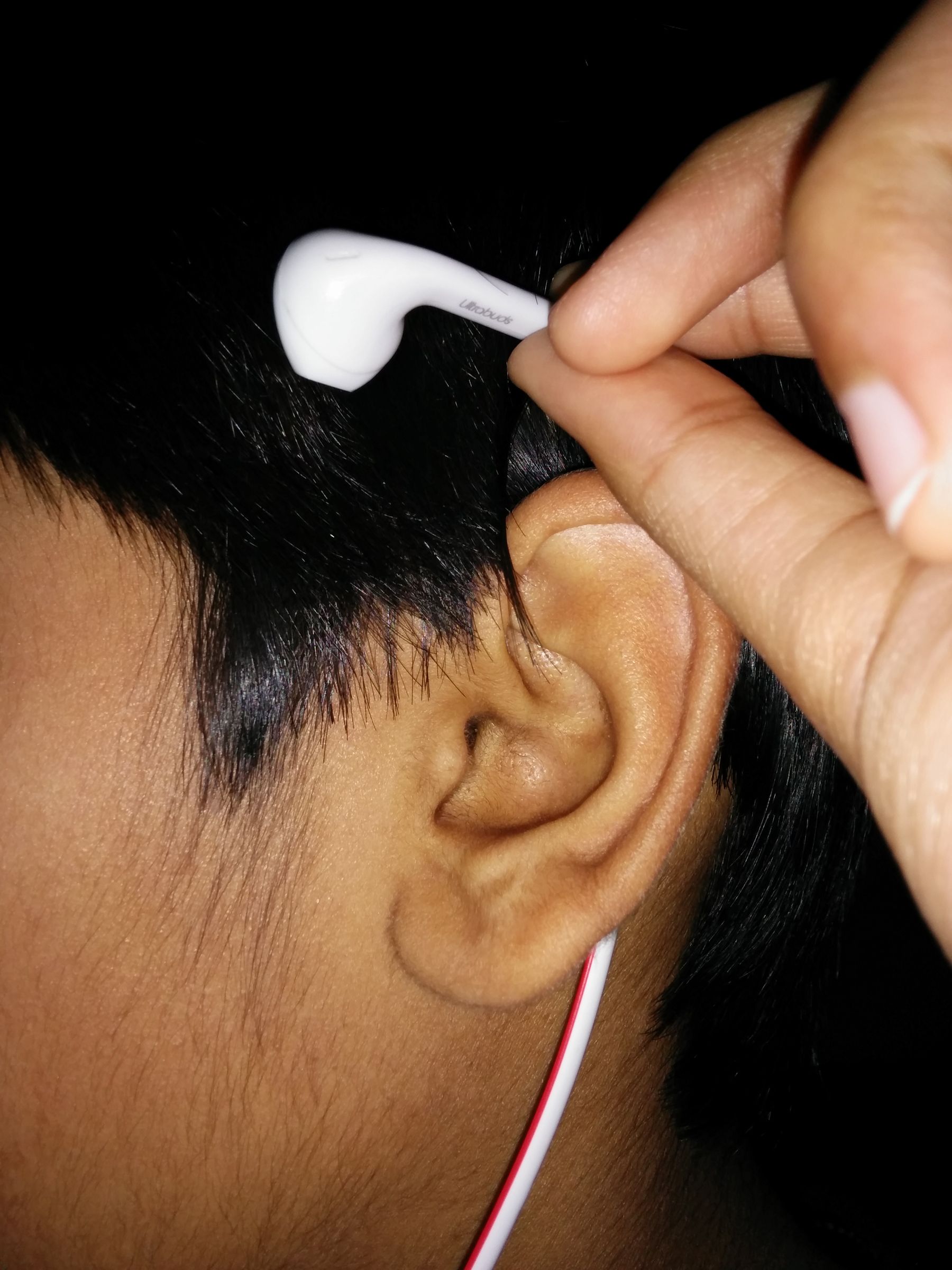Wear Ear Buds the RIGHT Way!!! : 4 Steps - Instructables