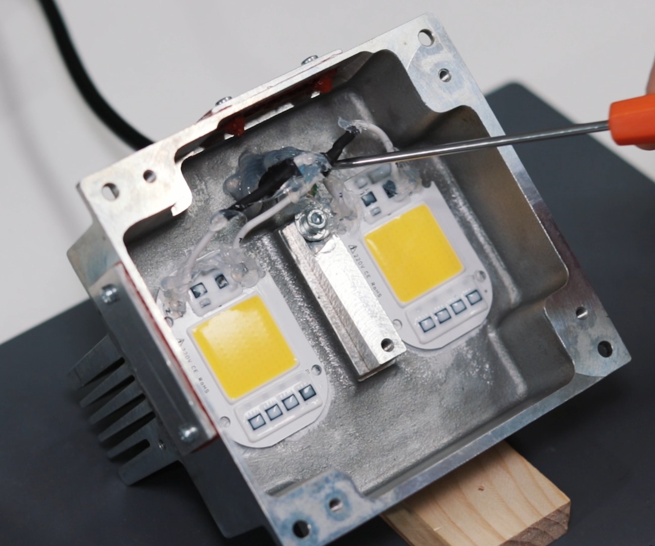 DIY FLOODLIGHT W/AC LEDs (+EFFICIENCY VS DC LEDs) : 21 Steps (with ...