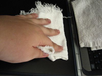 How to Clean a Laptop Screen With Household Products : 7 Steps ...
