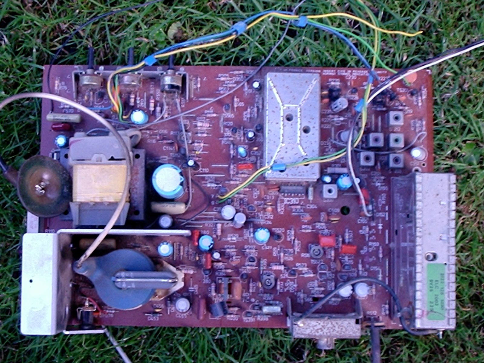 How to Take Apart TV : 7 Steps (with Pictures) - Instructables