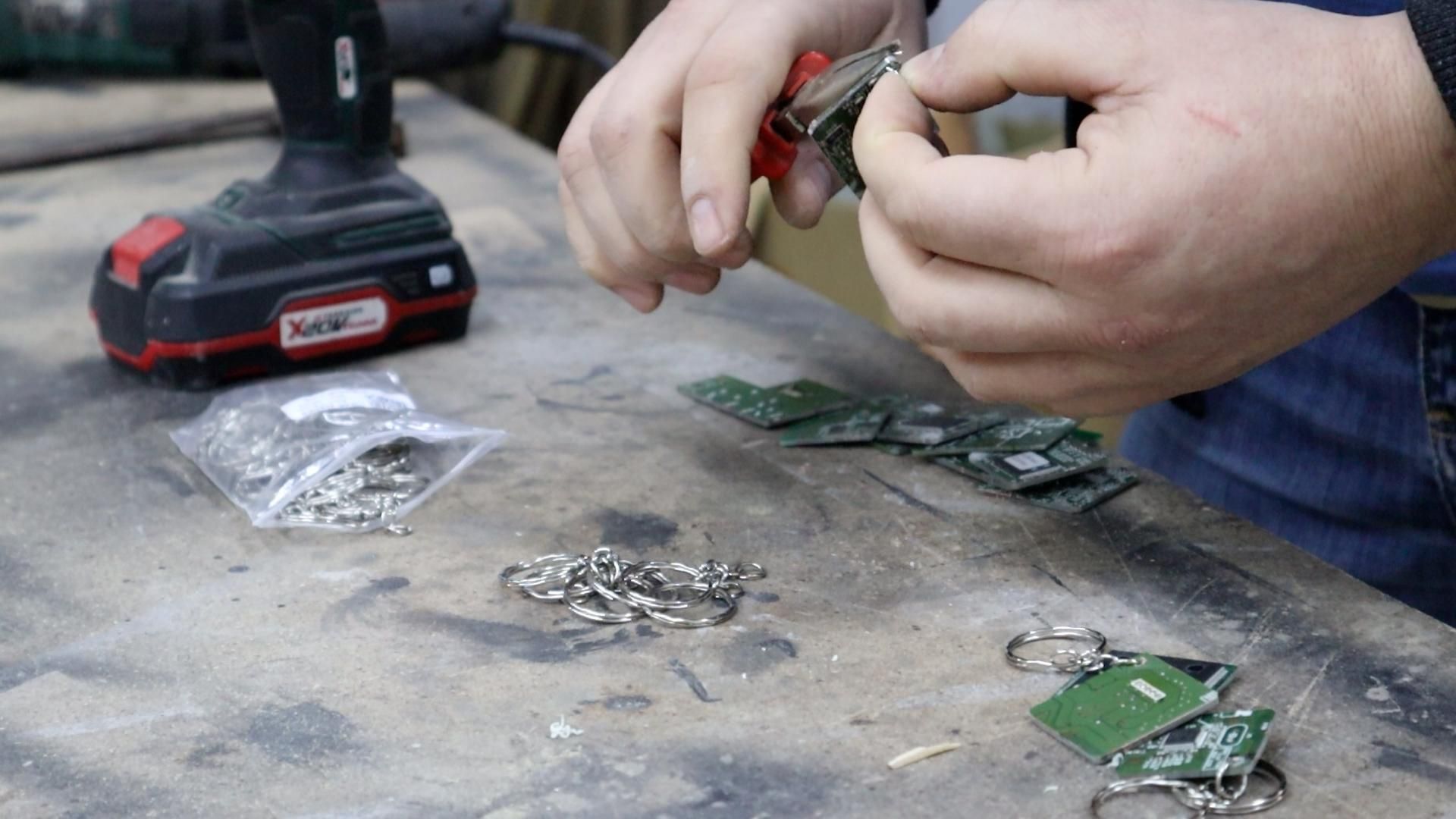 How to Make Beautiful PCB Keyrings From Recycled Printed Circuit Boards ...