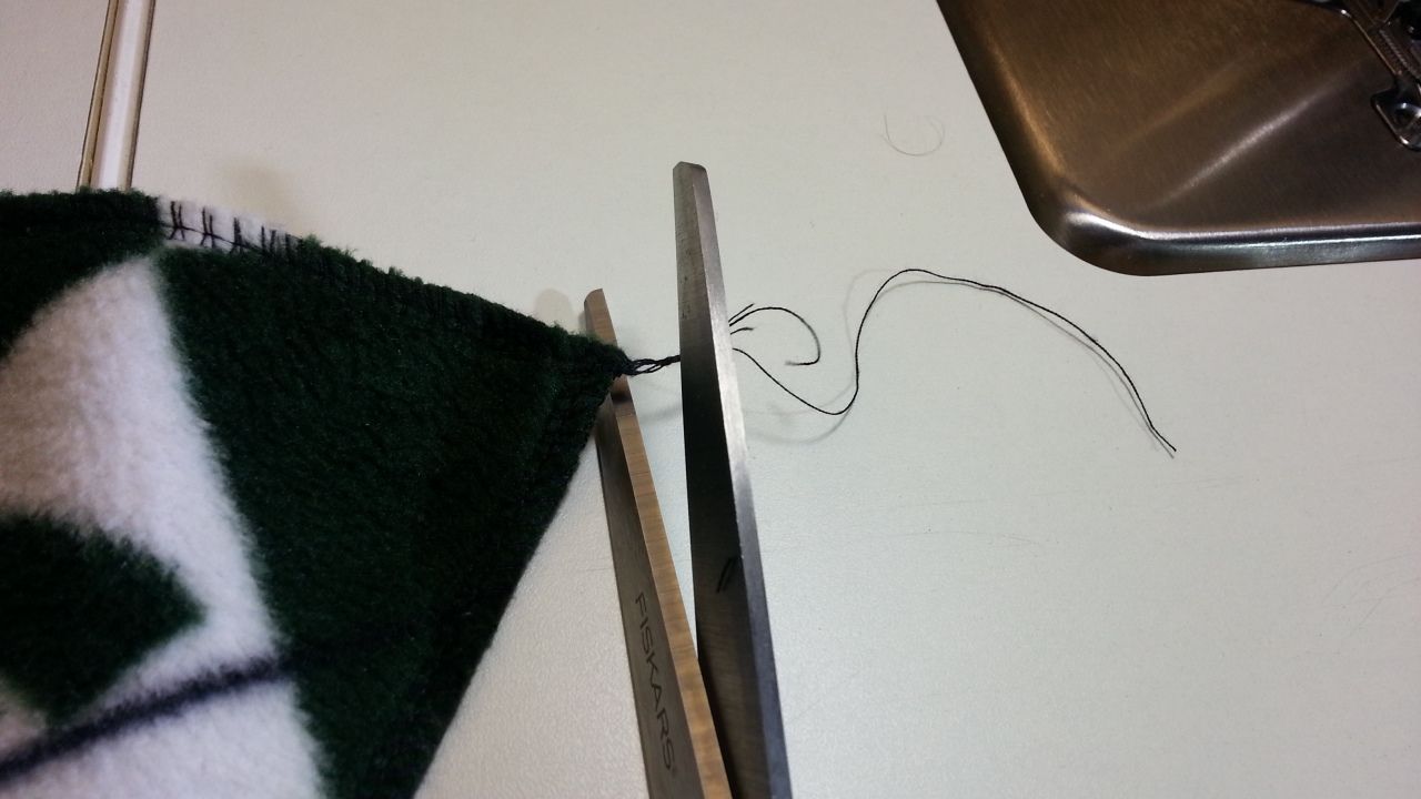 Easy Fleece Blanket With a Serger : 6 Steps - Instructables