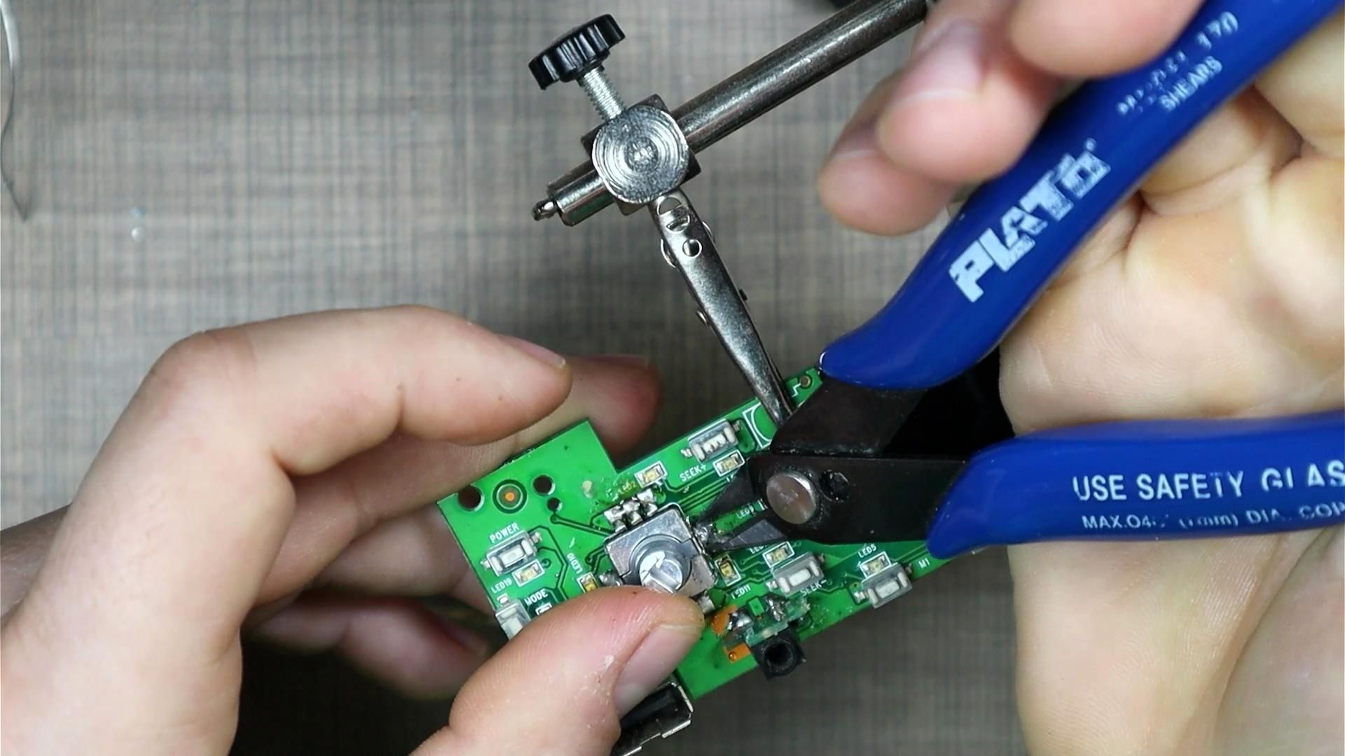 How to Replace the Rotary Encoder on a Car Radio : 5 Steps (with ...