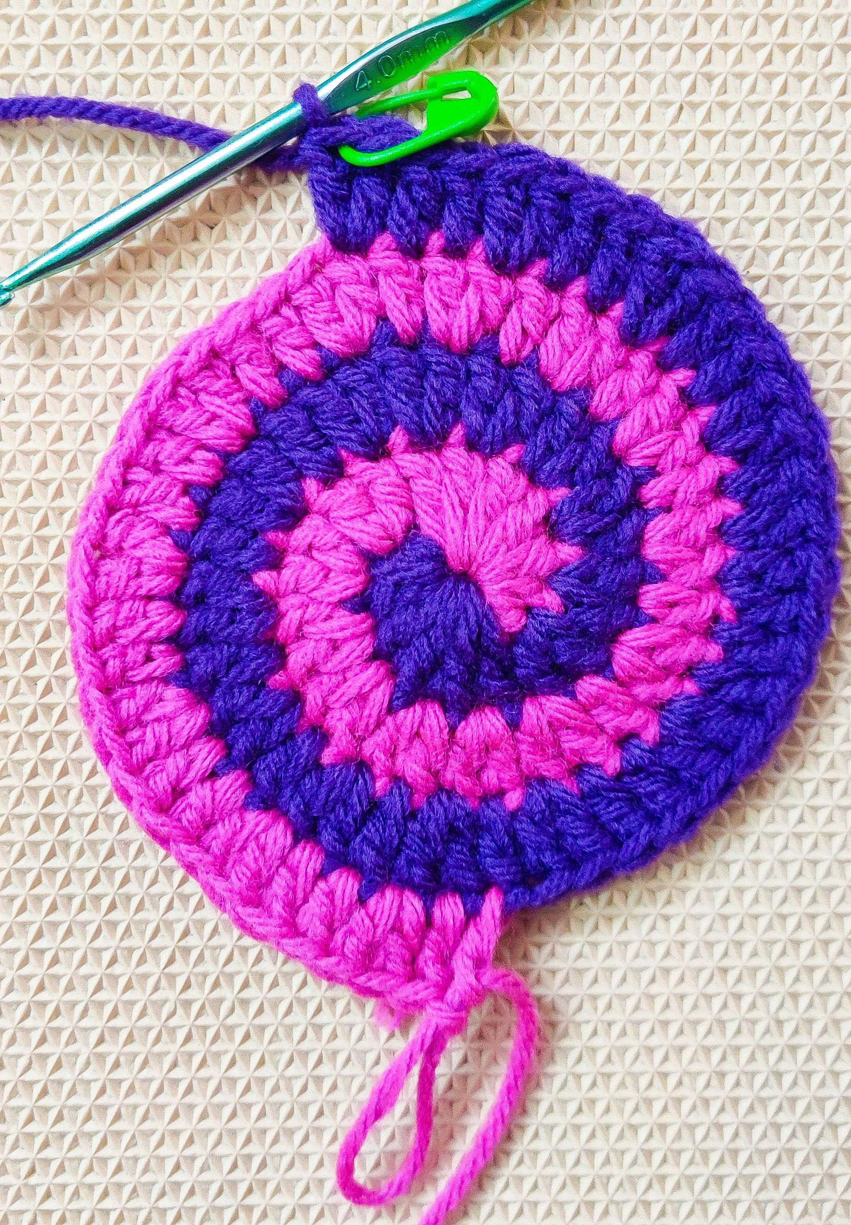 How to Make a Solid Two Color Spiral Crochet Circle : 8 Steps (with ...