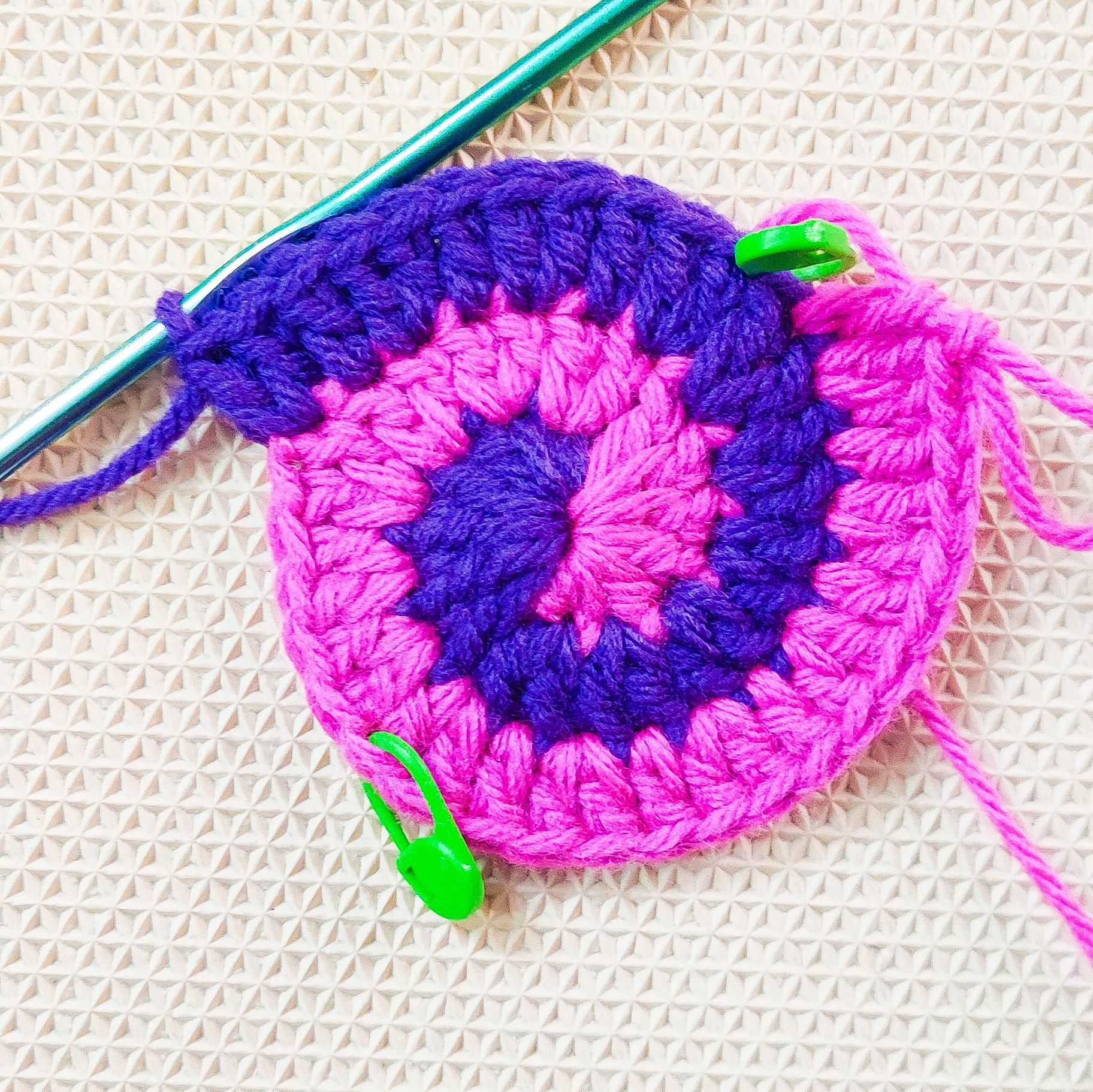 How to Make a Solid Two Color Spiral Crochet Circle : 8 Steps (with ...
