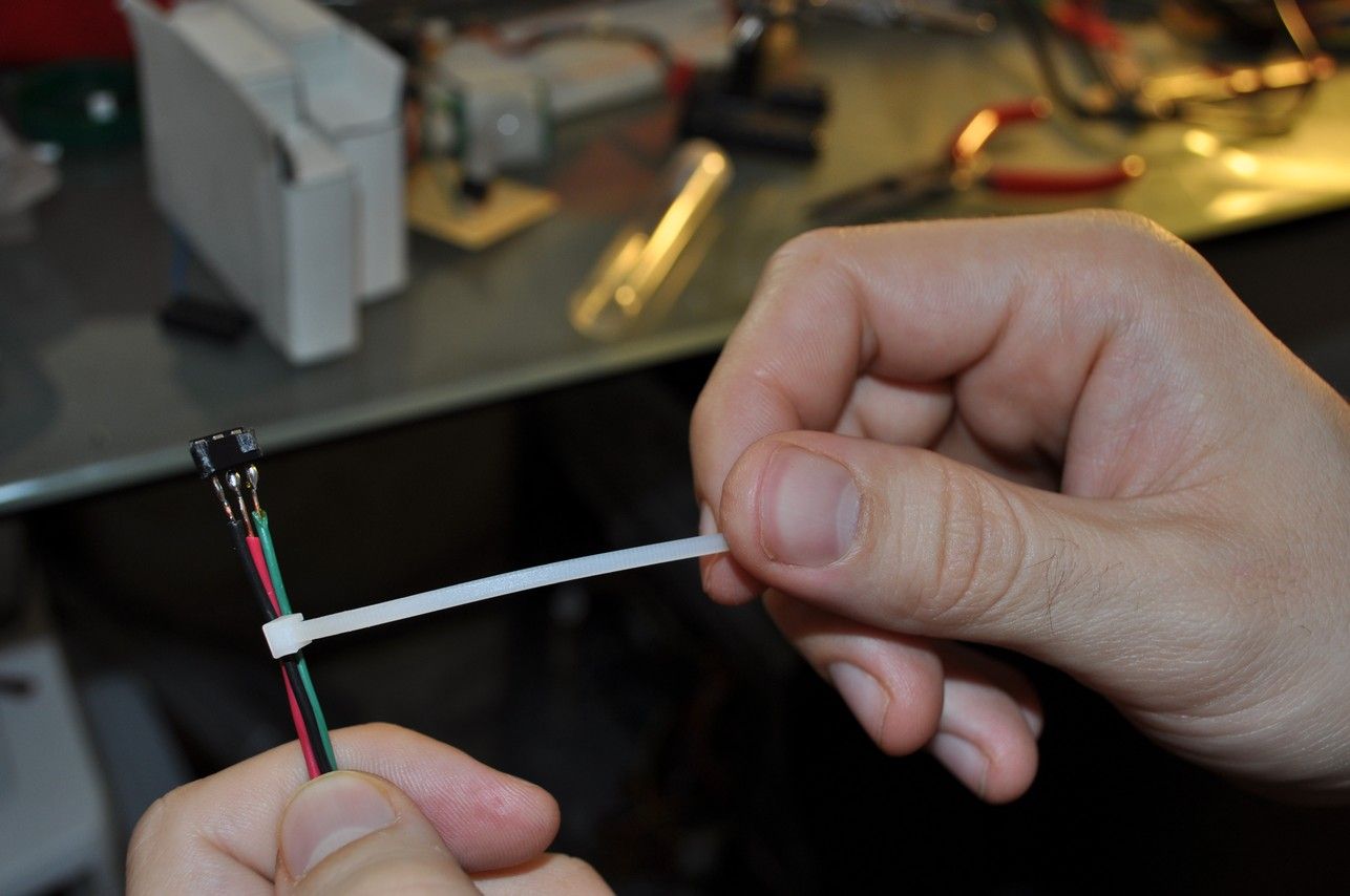 Motion Activated Dropping Spider, Low Cost, No Programming : 10 Steps ...