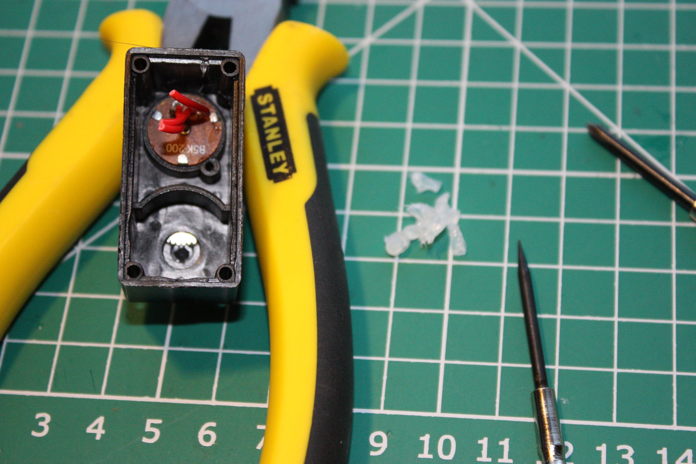 Convert Towerpro MG995 Servo to Continuous Rotation : 9 Steps (with ...