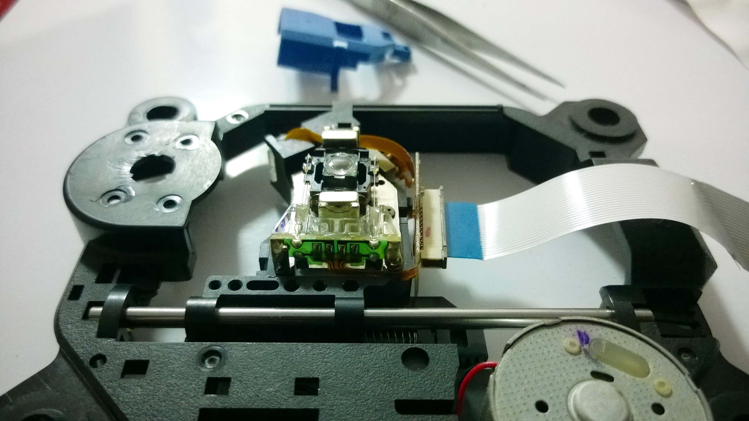 Parts to Salvage From a DVD/CD Player : 10 Steps - Instructables