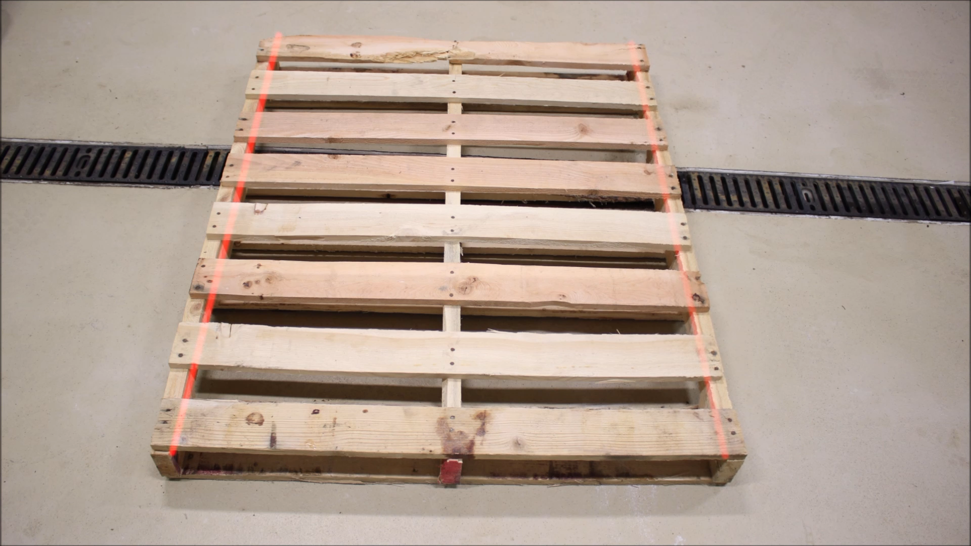 How to Efficiently Disassemble a Pallet in Three Easy Steps : 4 Steps ...