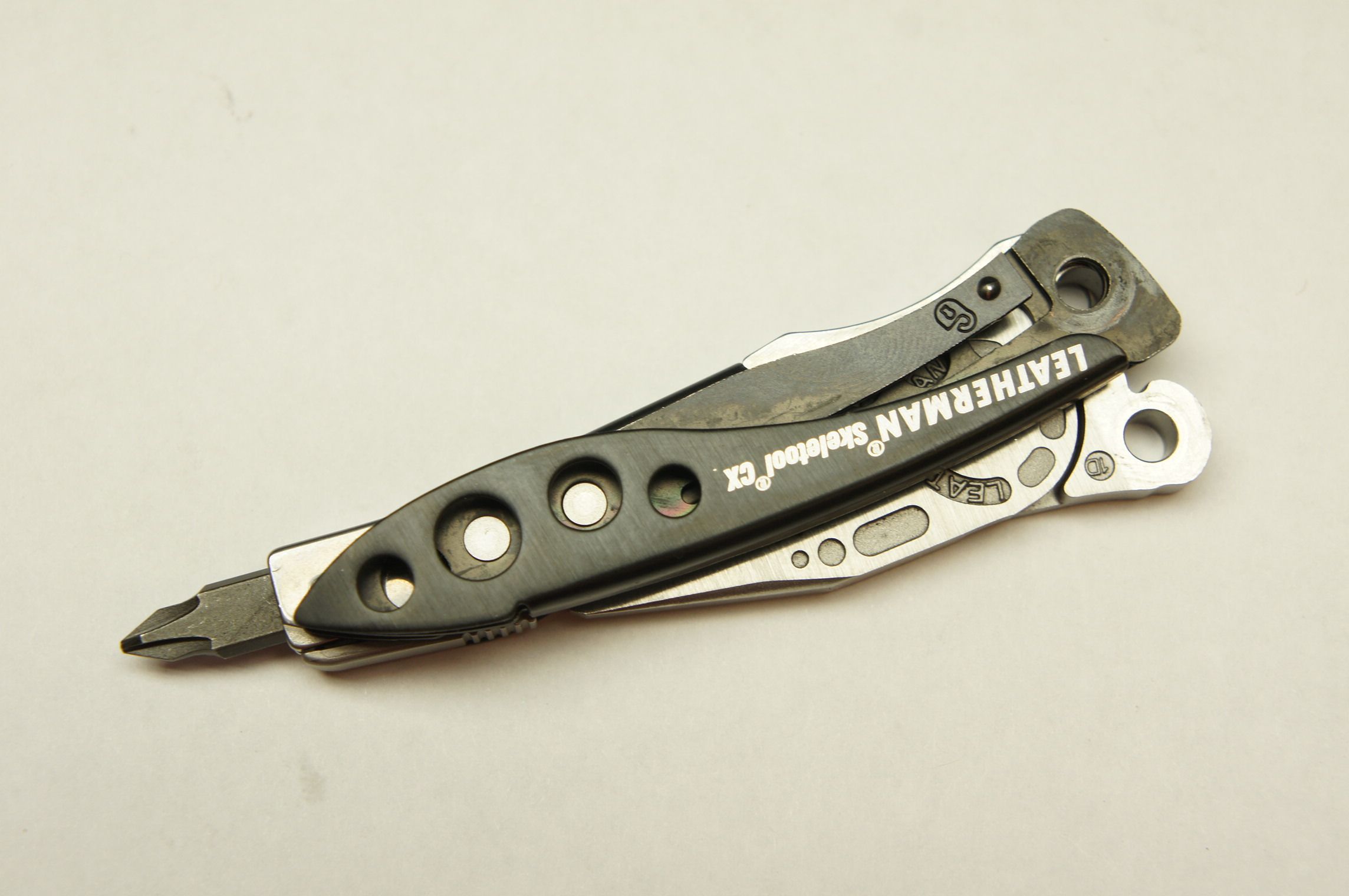 How to Take Apart and Reassemble a Leatherman Skeletool Multi-tool : 9 ...