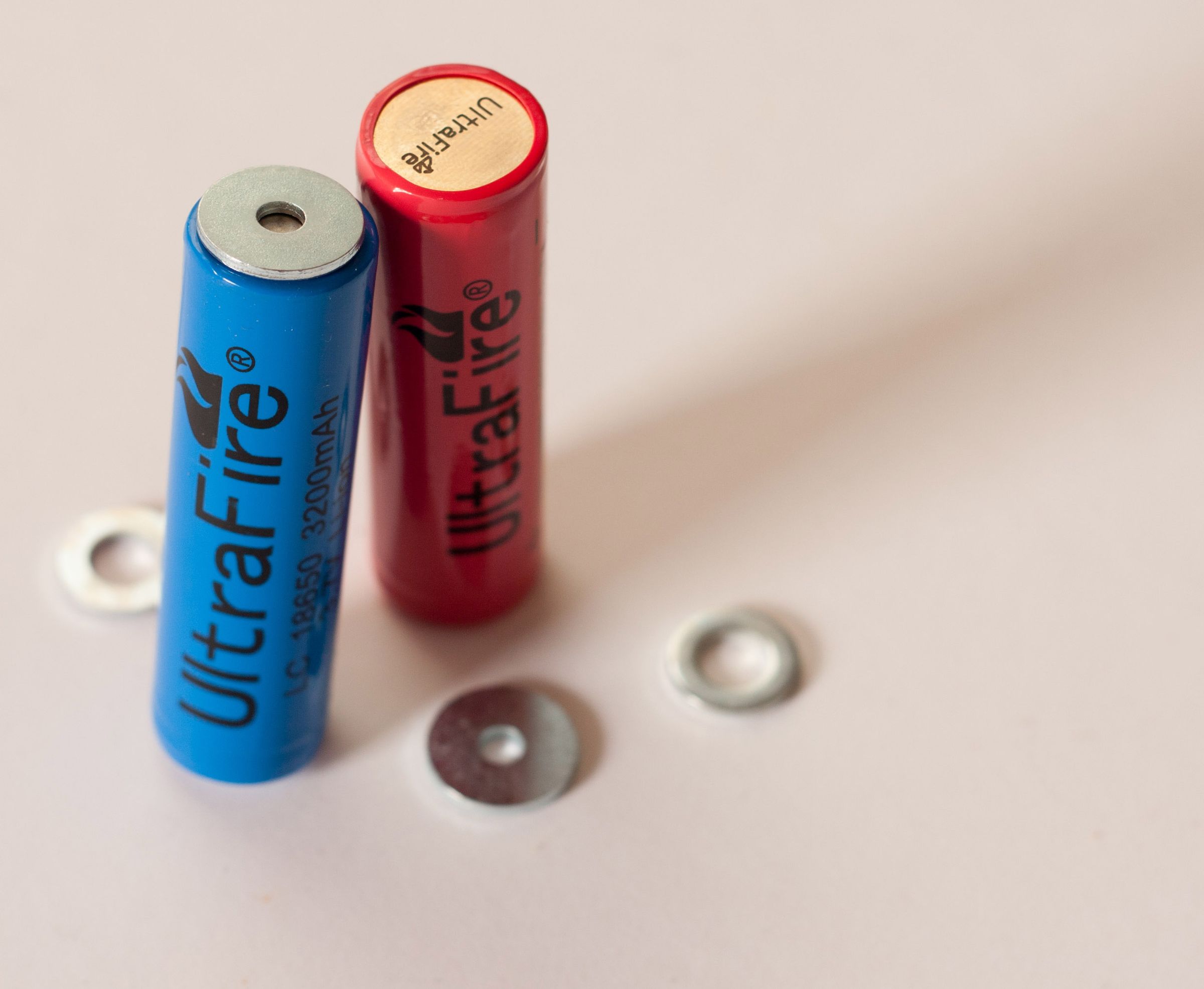 Simple, Cheap, Cool, Waterproof and Gummy Diy Battery Holder : 8 Steps ...