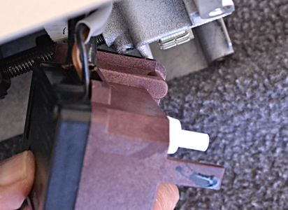 Replacing the Light Switch on a Pfaff 1200 Sewing Machine : 5 Steps ...