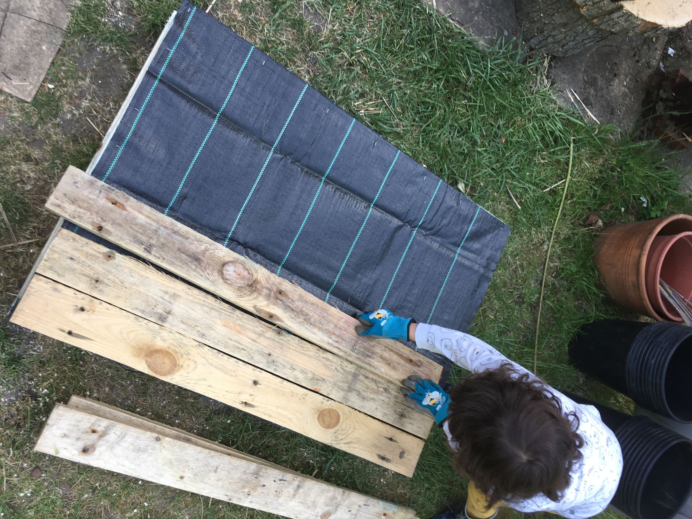 Pallet Sand Pit - DIY in 2 Hours From 2 Pallets! : 12 Steps (with ...