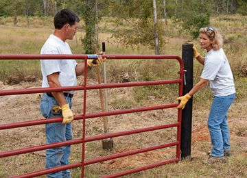 How to Hang a Farm Gate/Fence : 11 Steps (with Pictures) - Instructables
