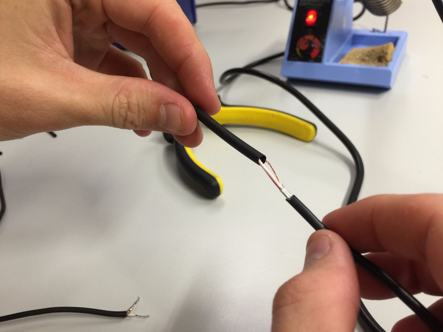 How to Build Your Own 3,5mm-jack-to-cinch-cable : 9 Steps - Instructables