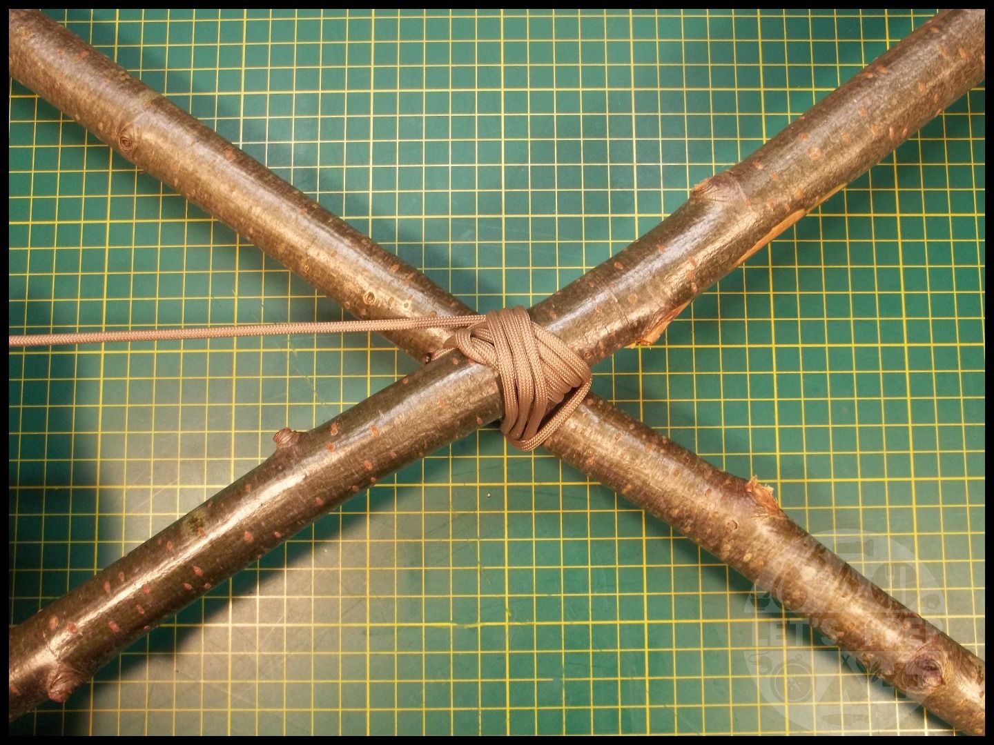 Quick Skills #5: How to Tie Lashings - Pt.2 Diagonal Lashing : 7 Steps ...