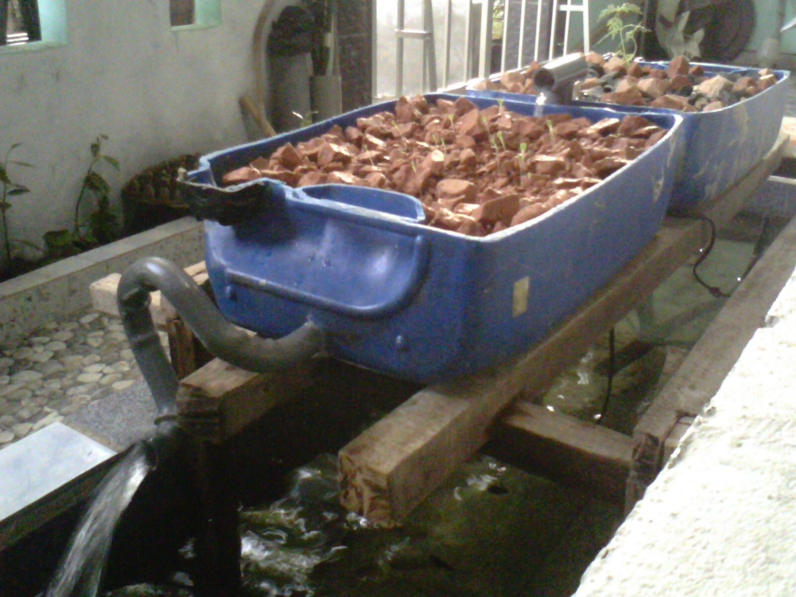 Cheap and Small Aquaponic Auto Siphon (Growbed Space Saving) : 4 Steps ...