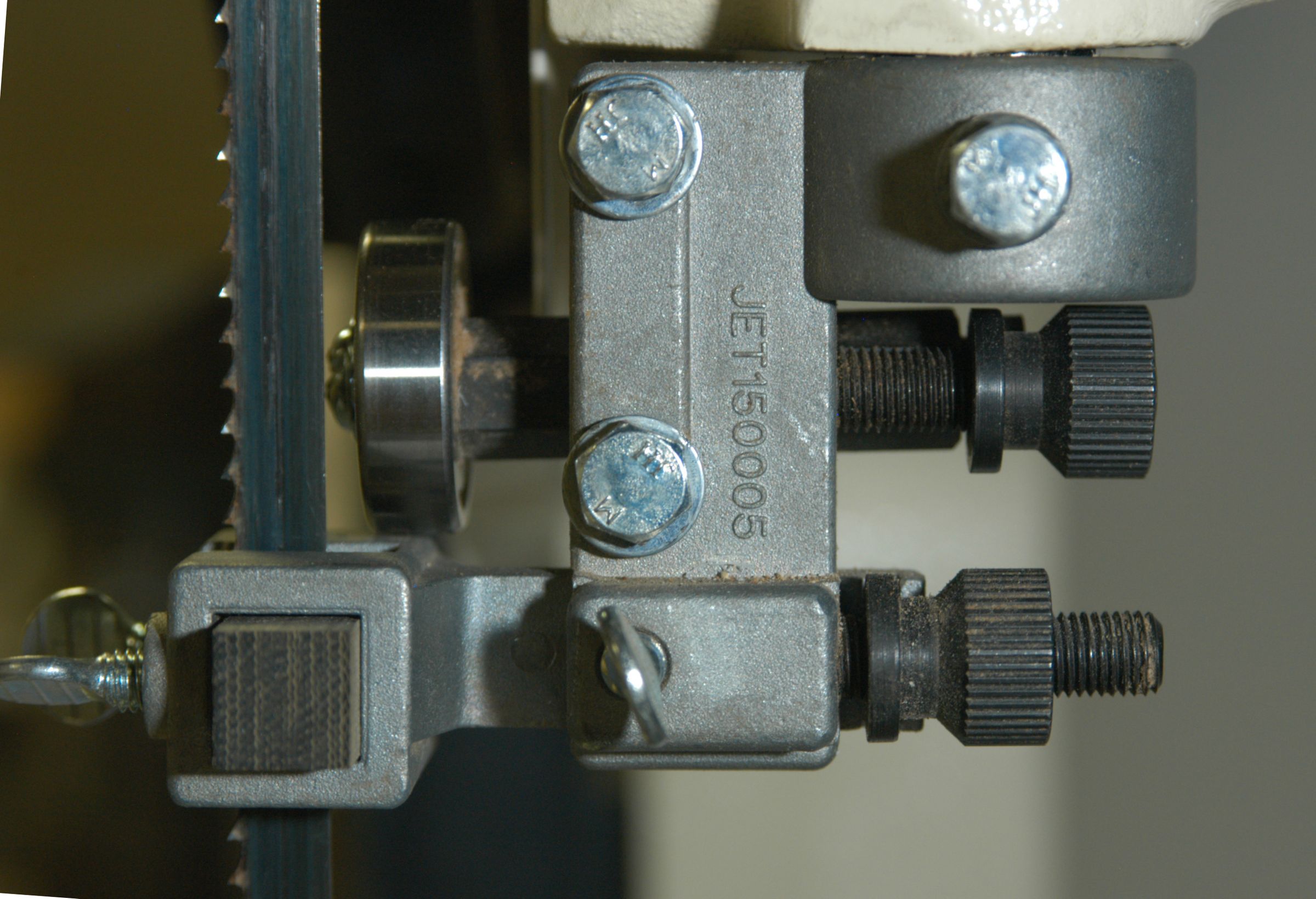 Changing Blades on the 14" Bandsaw : 9 Steps (with Pictures ...