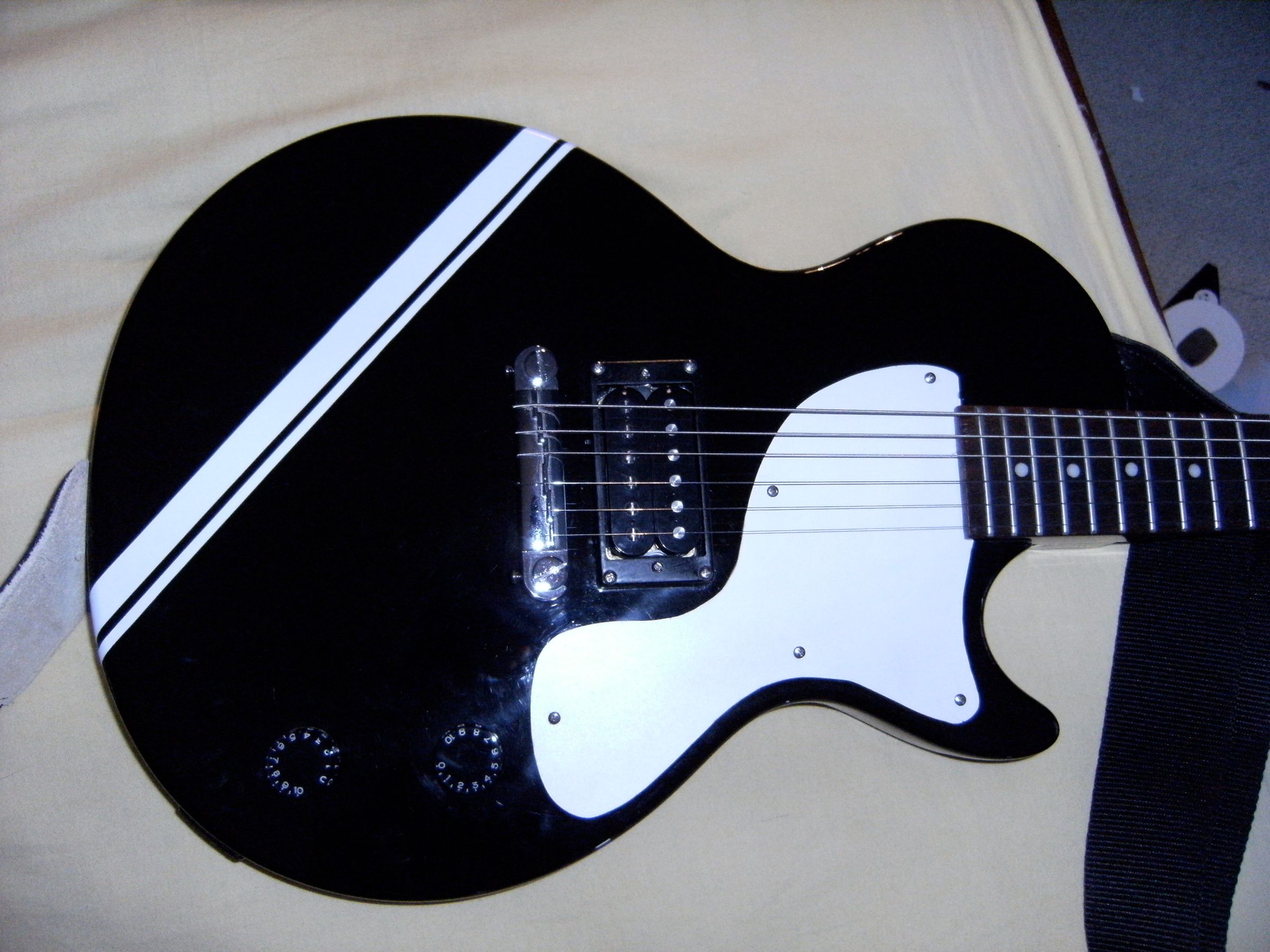 How to Add a Racing Stripe to a Guitar : 3 Steps - Instructables