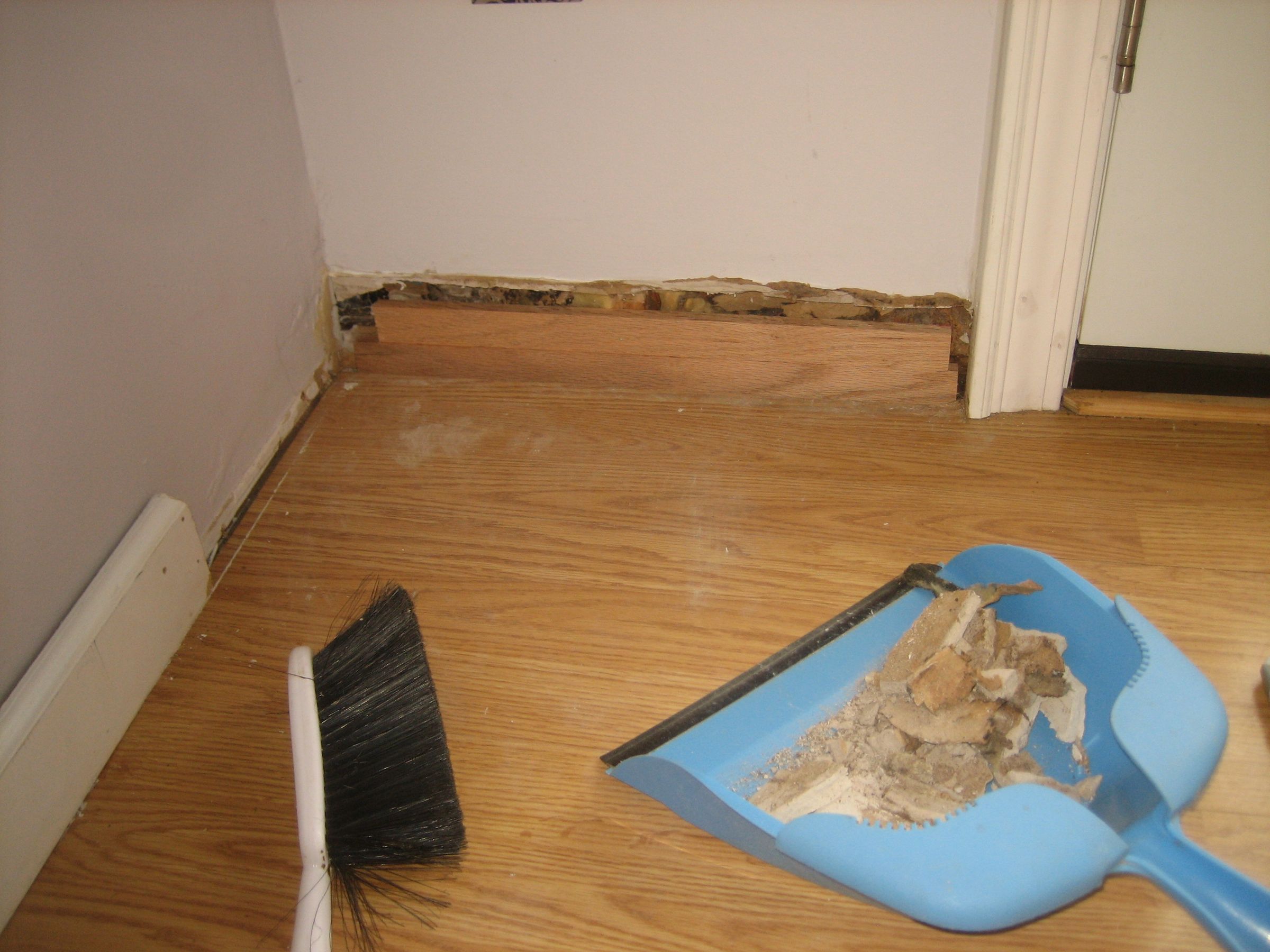 BASEBOARD MOLDING REPAIR : 8 Steps (with Pictures) - Instructables