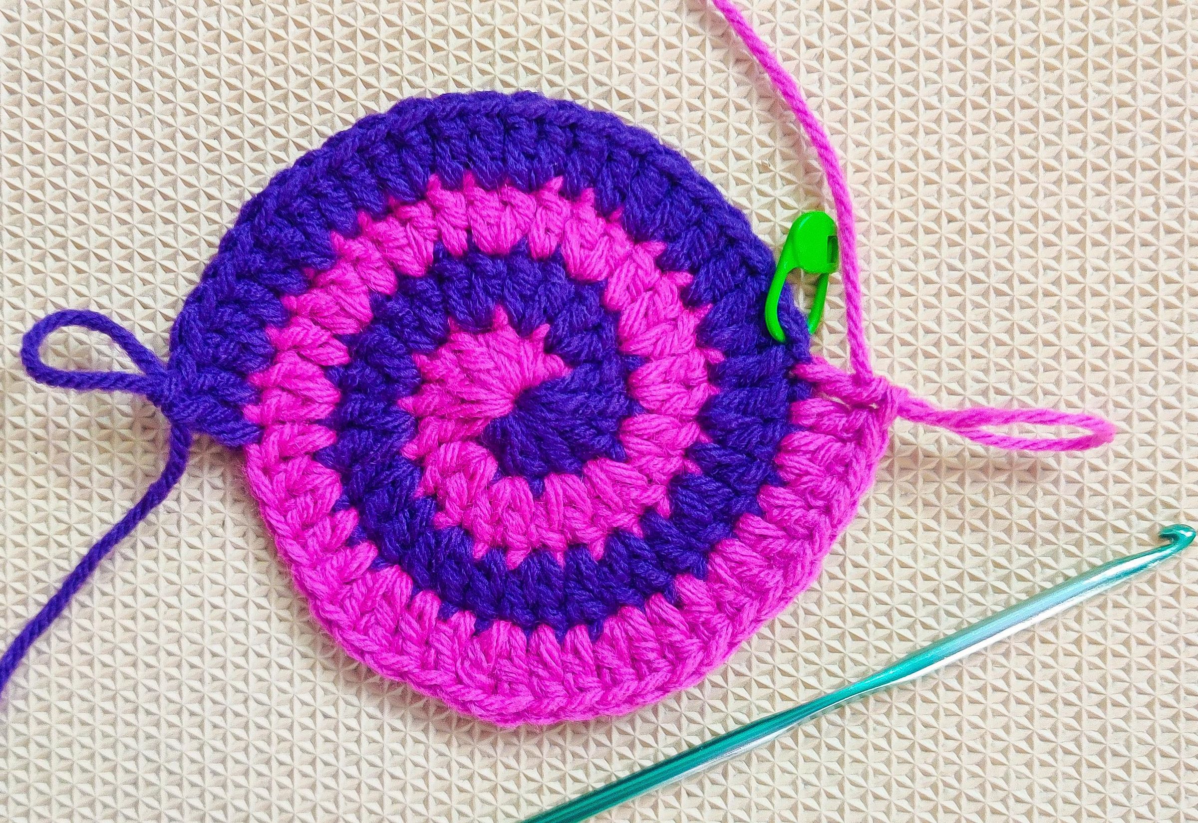 How to Make a Solid Two Color Spiral Crochet Circle : 8 Steps (with ...