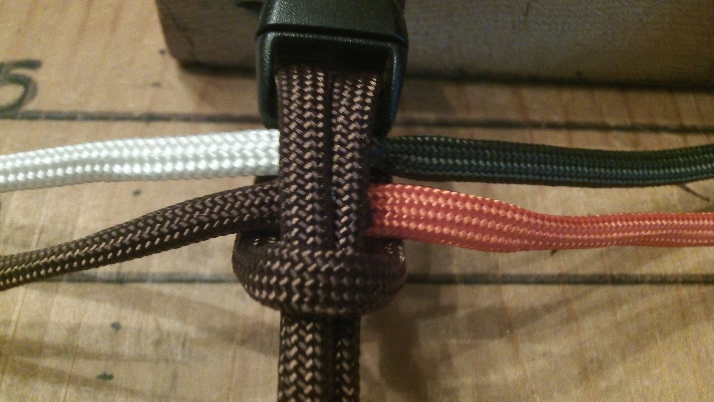 How to Tie a 4 Strand Paracord Braid With a Core and Buckle. : 14 Steps ...