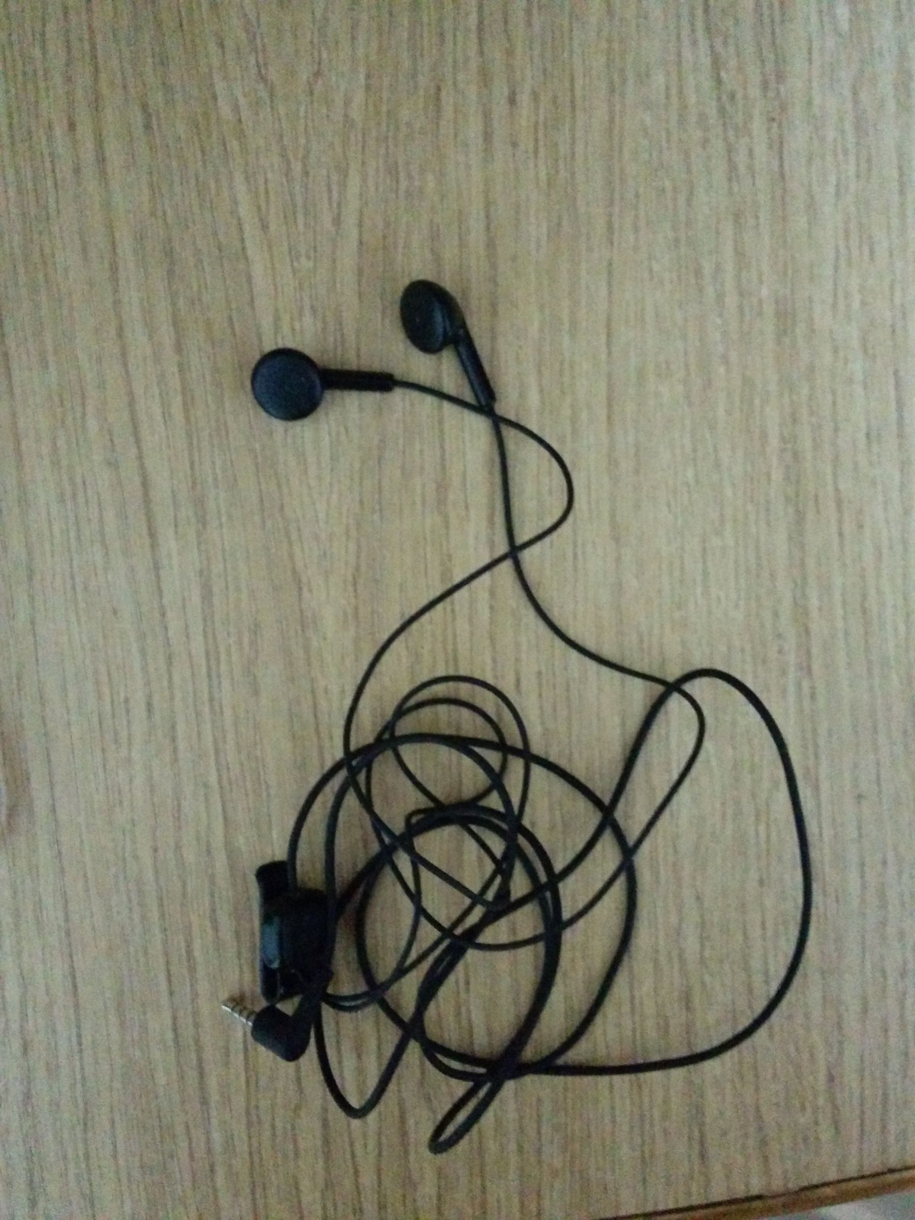 Wear Ear Buds the RIGHT Way!!! : 4 Steps - Instructables