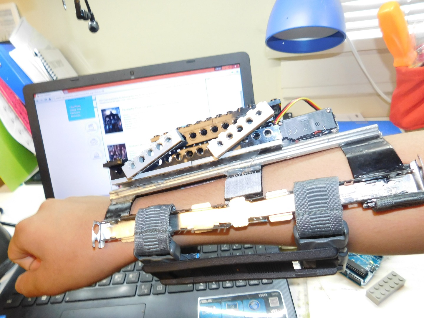 Iron Man Arm Prototype : 6 Steps - Instructables