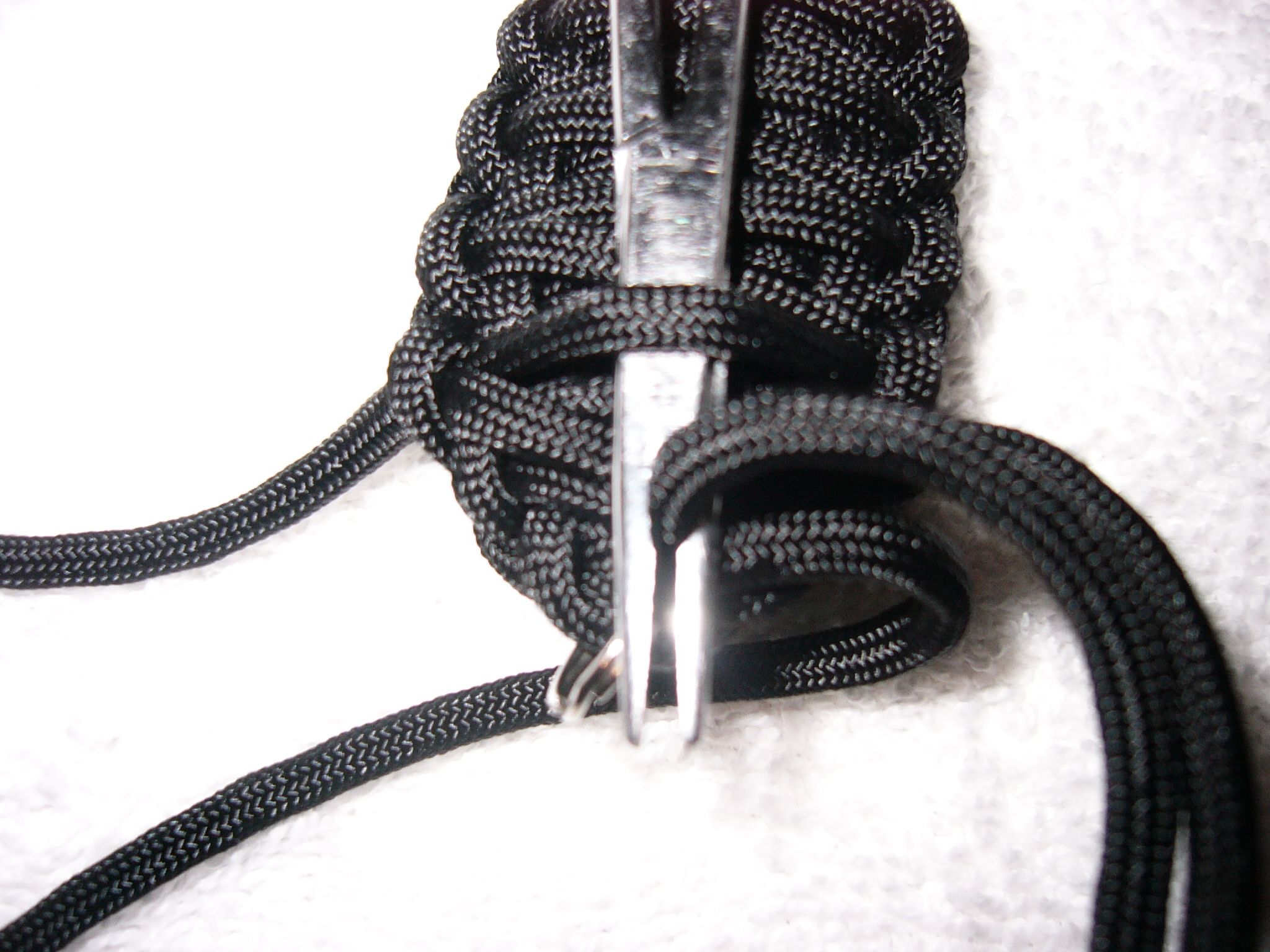 Paracord Survival Necklace : 9 Steps (with Pictures) - Instructables