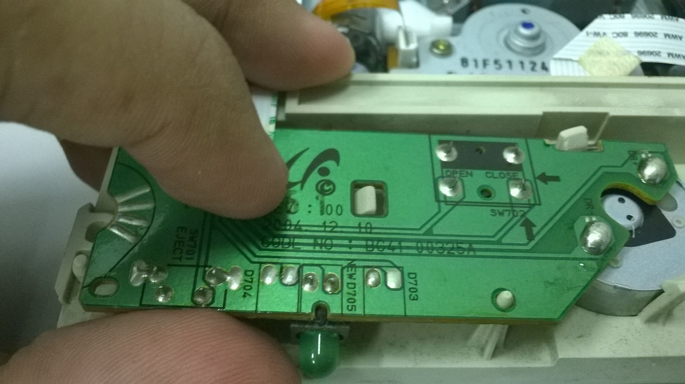Disassembling a CD/DVD Reader and Reusing Its Parts : 12 Steps (with ...