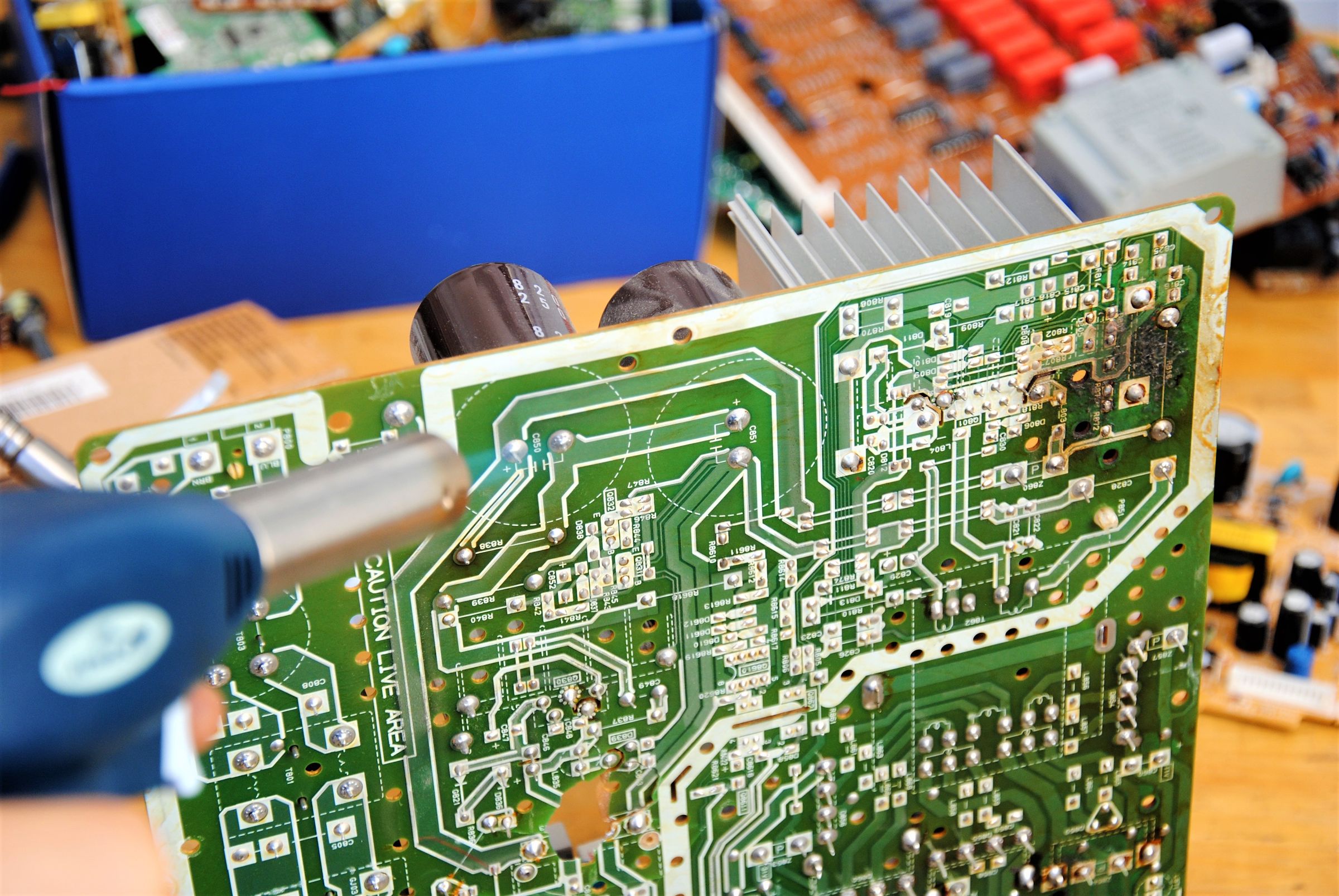 How to Desolder Electronic Components From Circuit Boards - 7 Tips ...