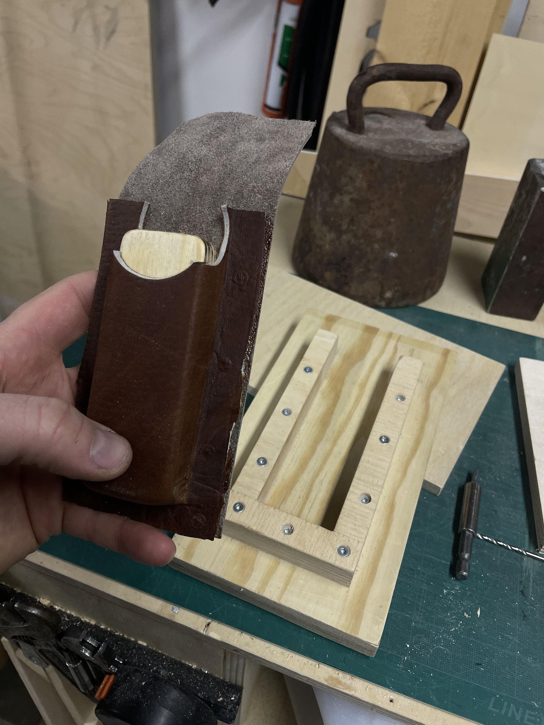 Leatherman Horizontal Sheath : 12 Steps (with Pictures) - Instructables