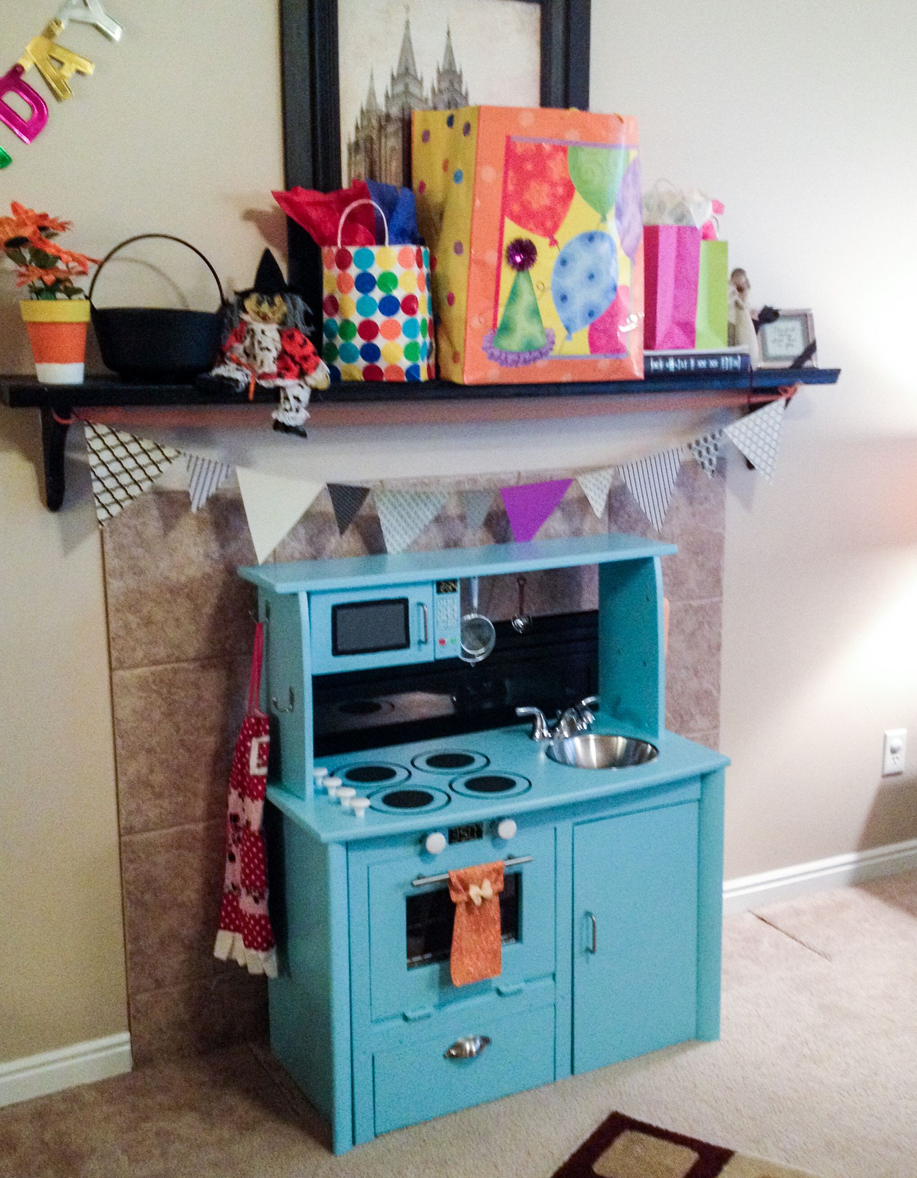 Kid Play Kitchen From an Old Computer Desk : 12 Steps (with Pictures ...