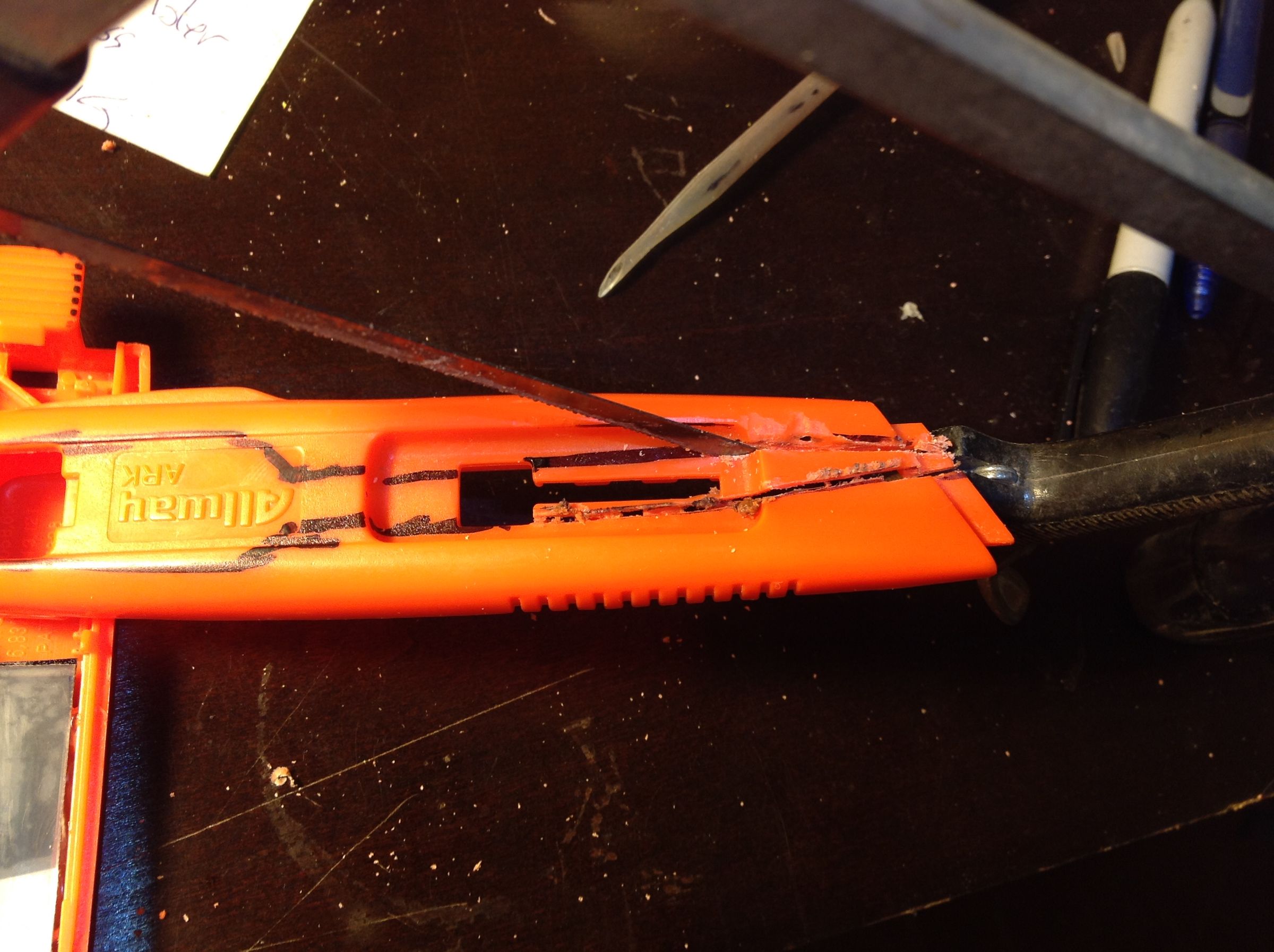 Blood Squirting Box Cutter Prop : 11 Steps (with Pictures) - Instructables