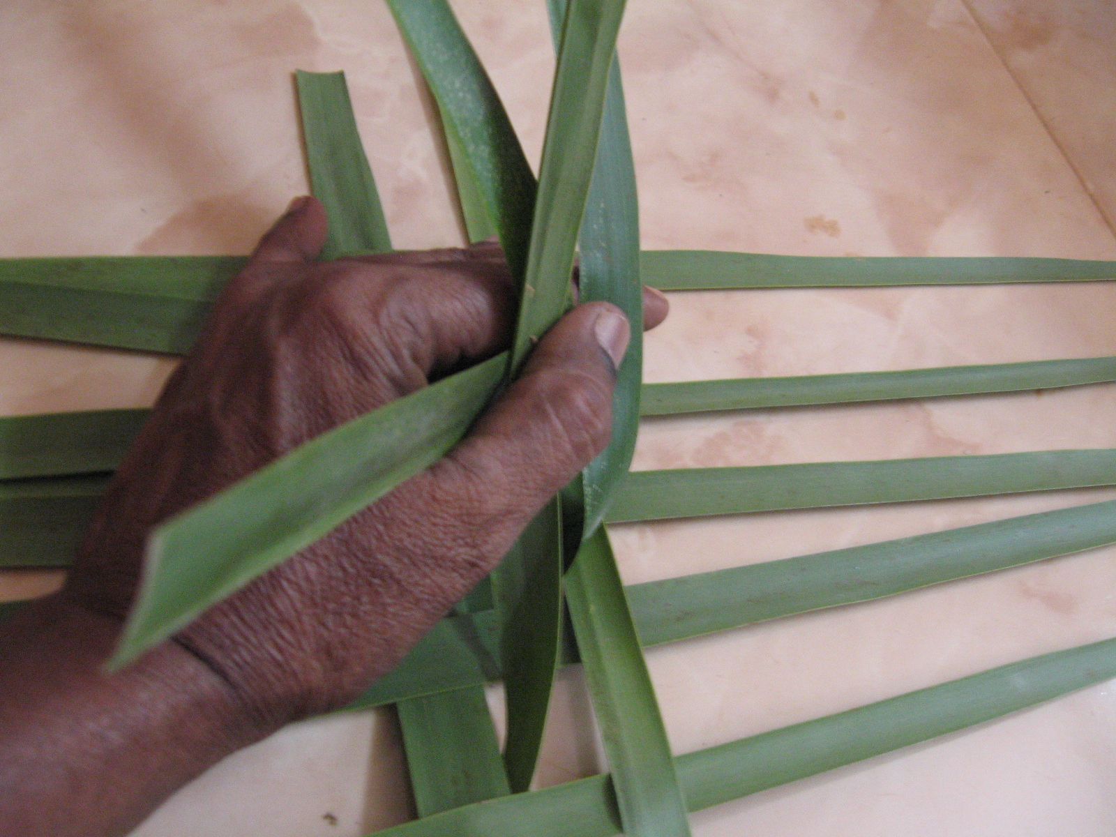 How to Weave a Small Mat From Coconut Leaves : 4 Steps (with Pictures ...